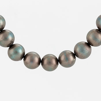 An Ole Lynggaard clasp and a necklace of imitation pearls. - Bukowskis