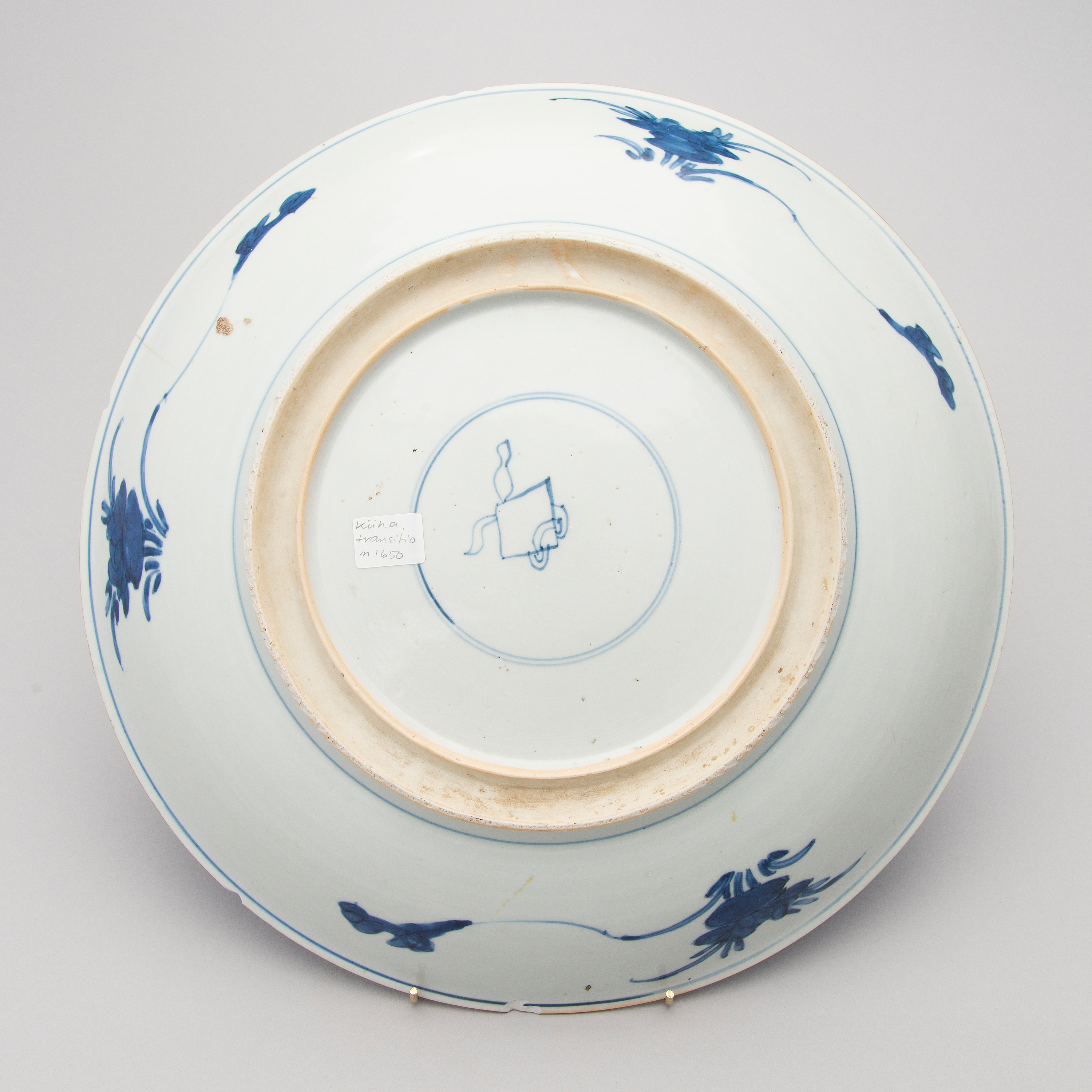 A Chinese porcelain dish, Transition Ming-Qing, around 1650. - Bukowskis