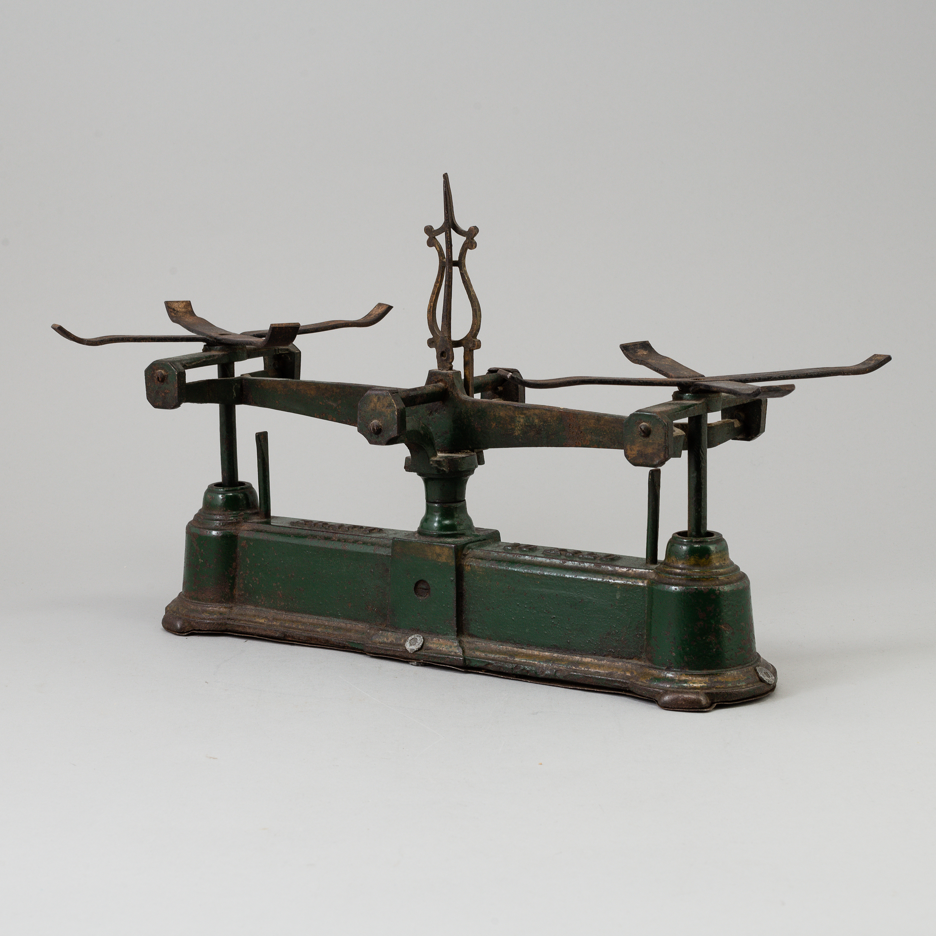 VÅG med VIKTER / VIKTSATS, delvis Skultuna, 1900-tal. - Bukowskis