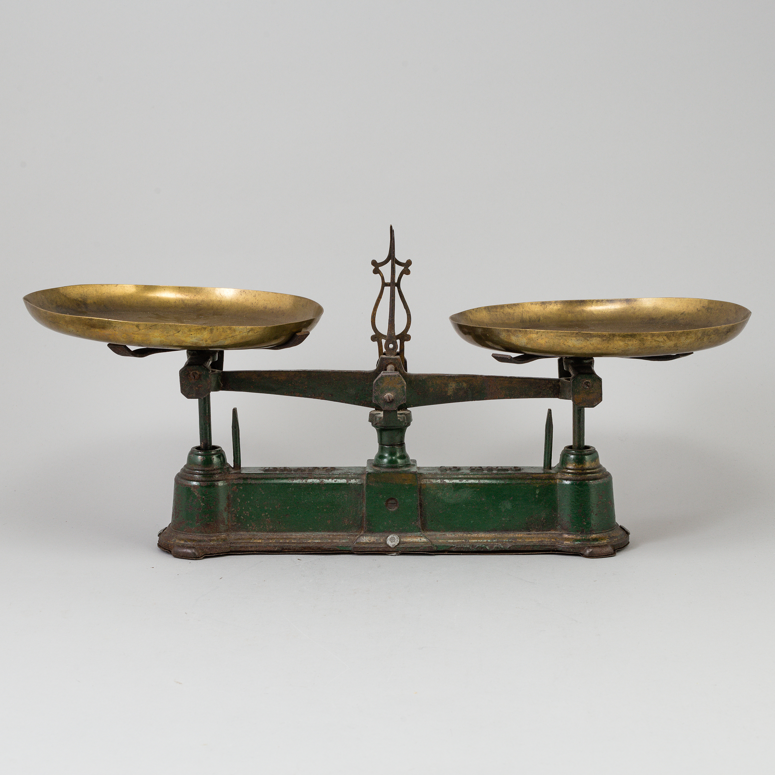 VÅG med VIKTER / VIKTSATS, delvis Skultuna, 1900-tal. - Bukowskis