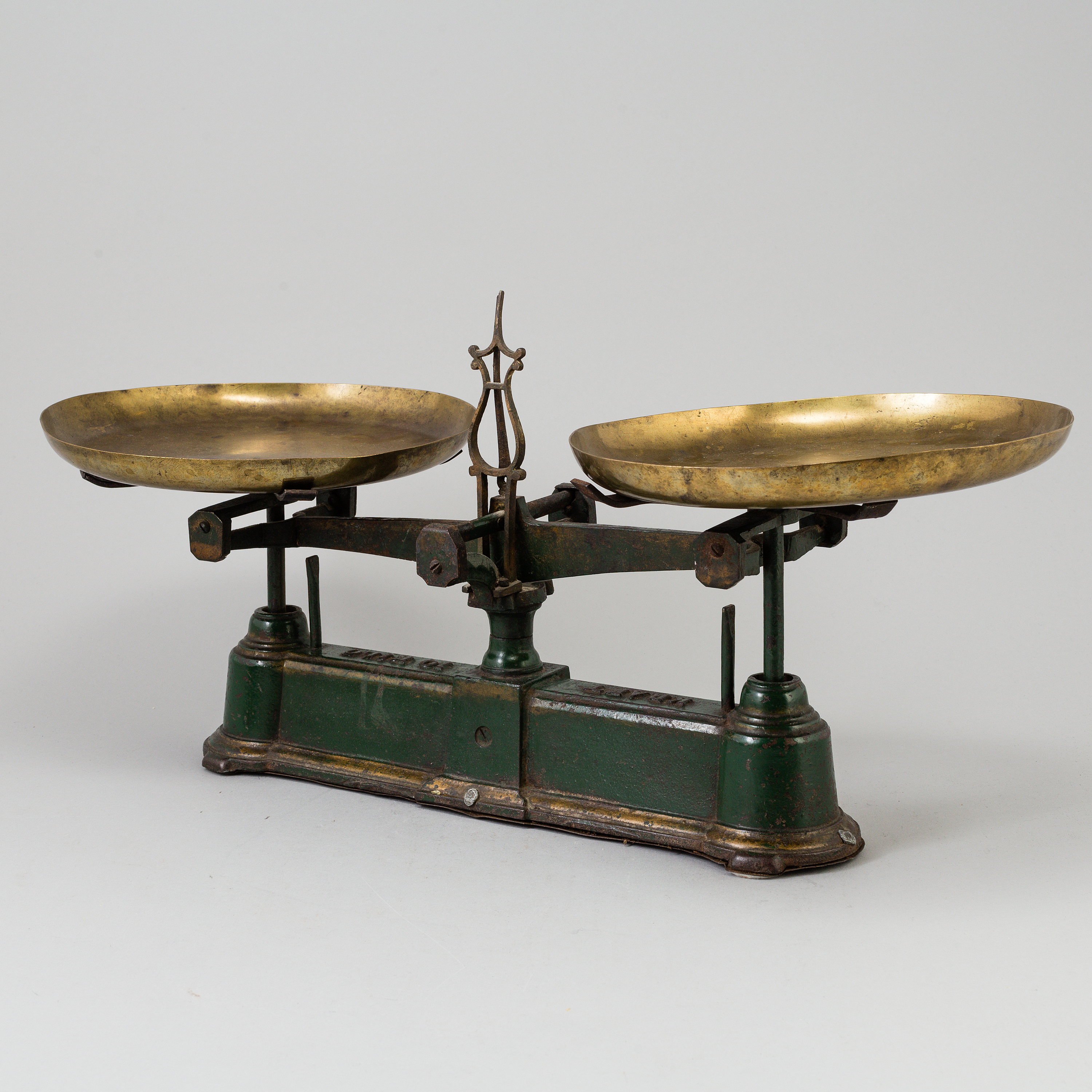 VÅG med VIKTER / VIKTSATS, delvis Skultuna, 1900-tal. - Bukowskis