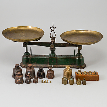 VÅG med VIKTER / VIKTSATS, delvis Skultuna, 1900-tal. - Bukowskis