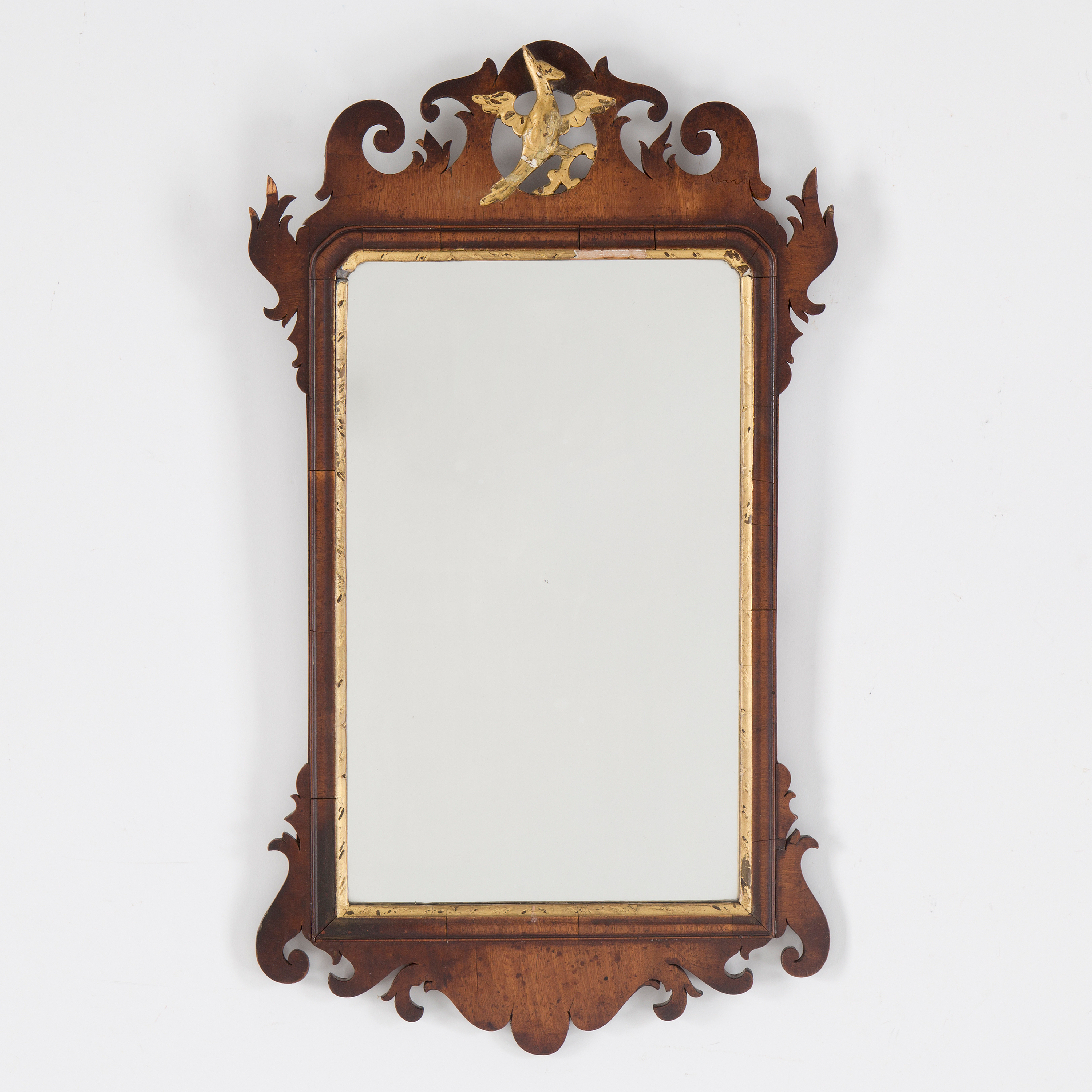 A mahogany Queen Anne mirror, 18th Century. - Bukowskis