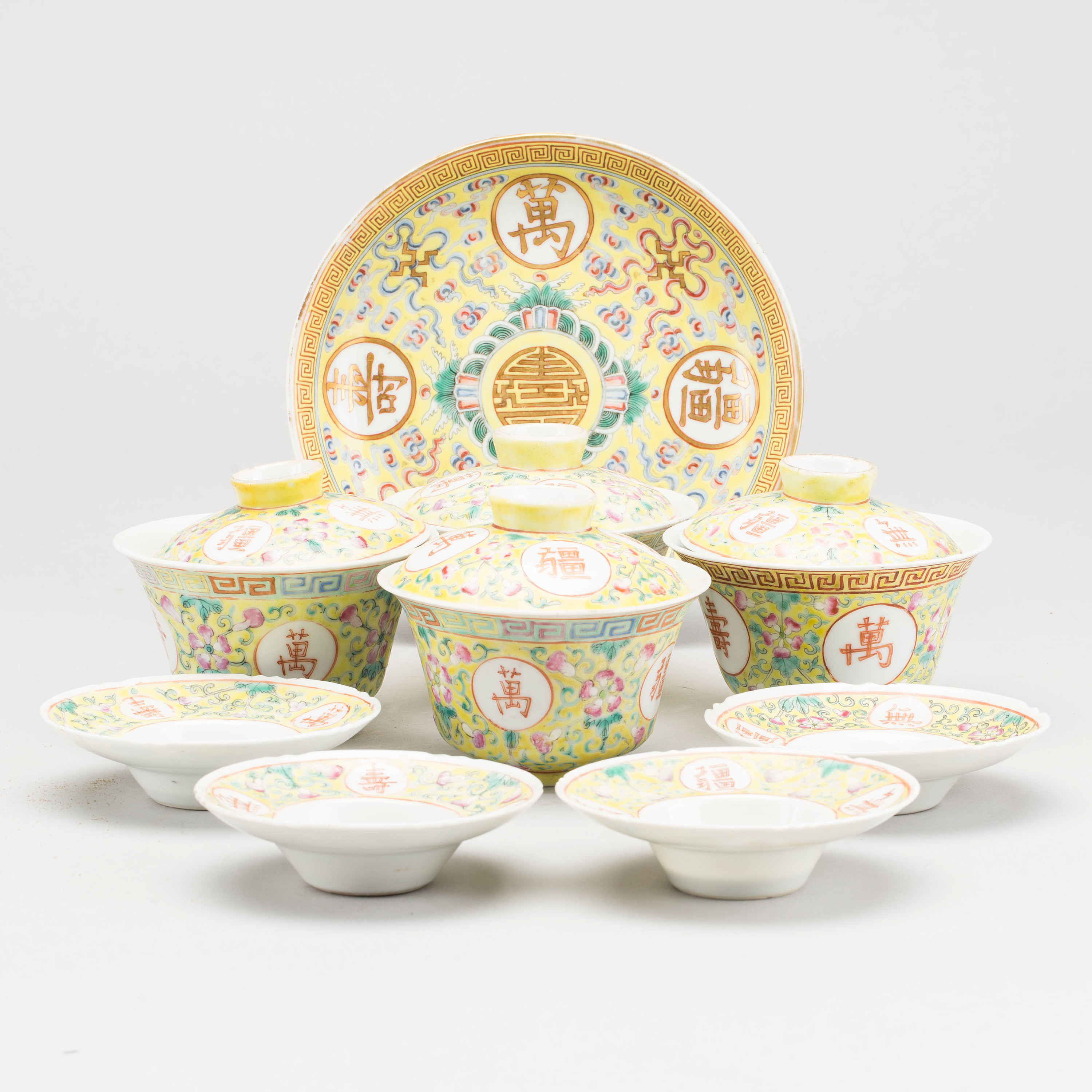 FOUR BOWLS WITH LID ON PLATE, CHINESE 20TH CENTURY. - Bukowskis