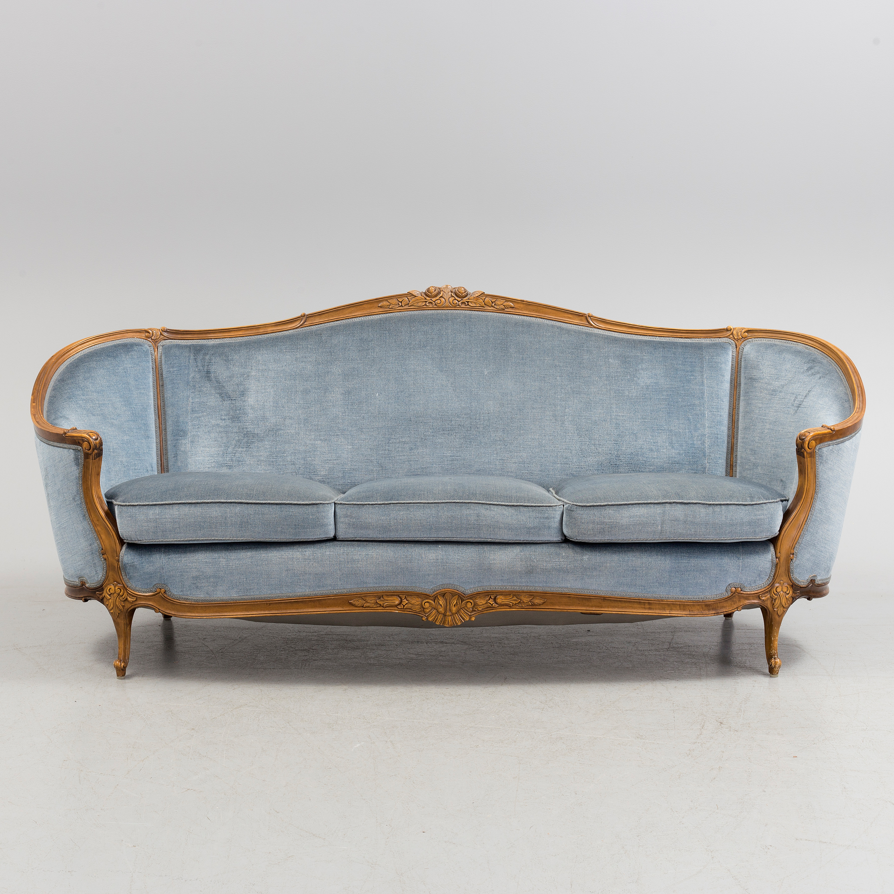 A three piece rococo style lounge furniture. - Bukowskis