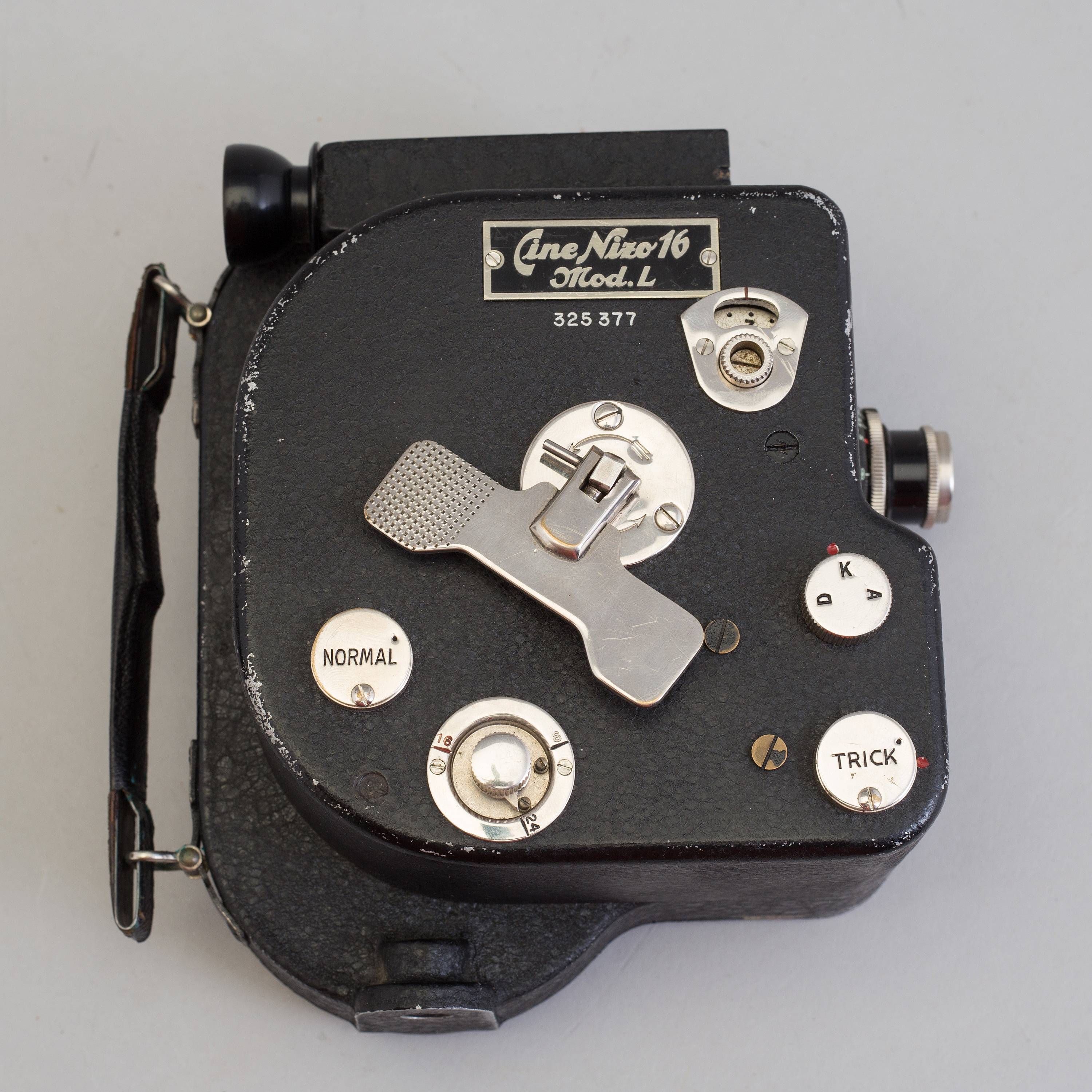 A Cine Nizo film camera no 325377 from 1927-1930 with Cassar 1: 2,9 f ...