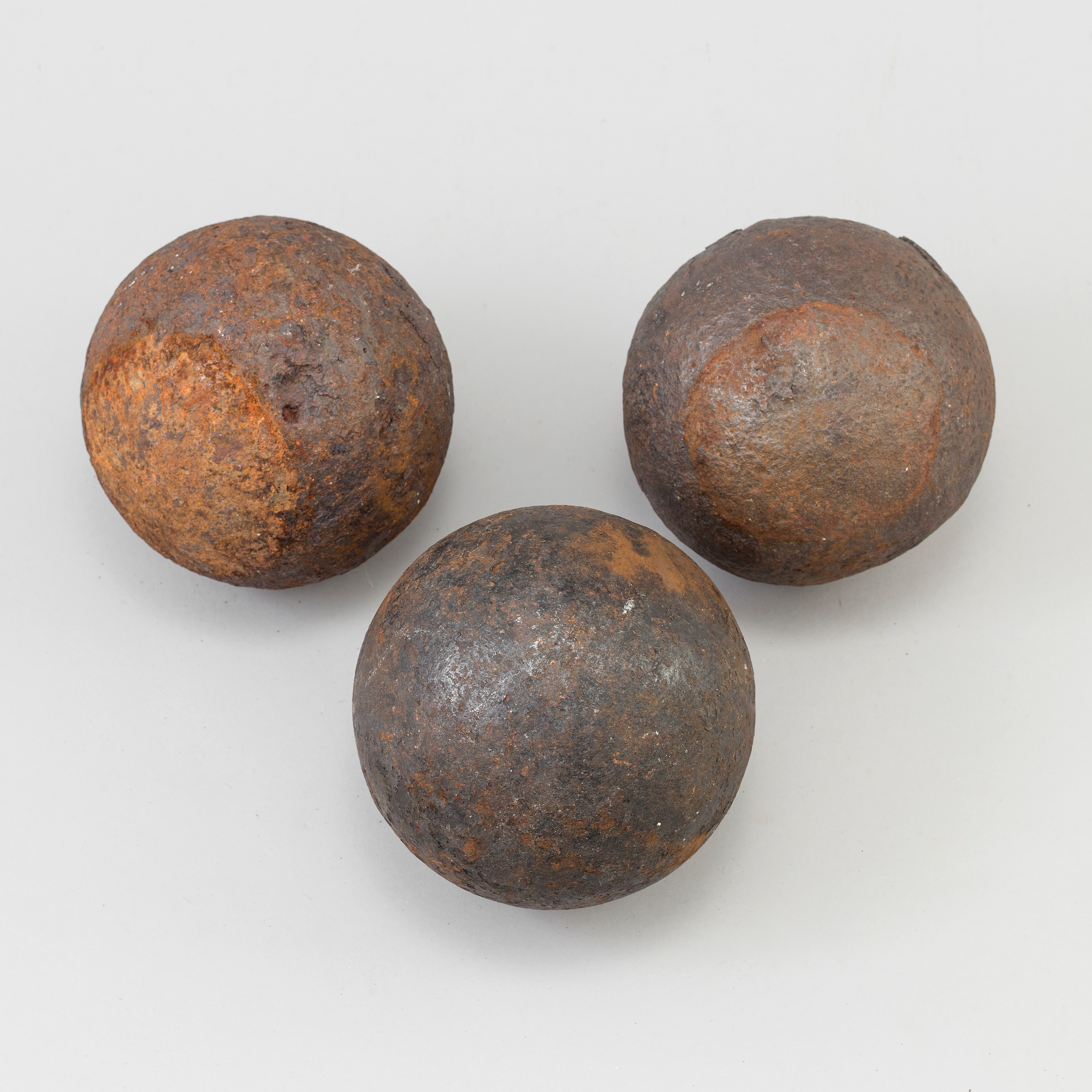 a set of three iron canon balls, 18th-/19th century. - Bukowskis