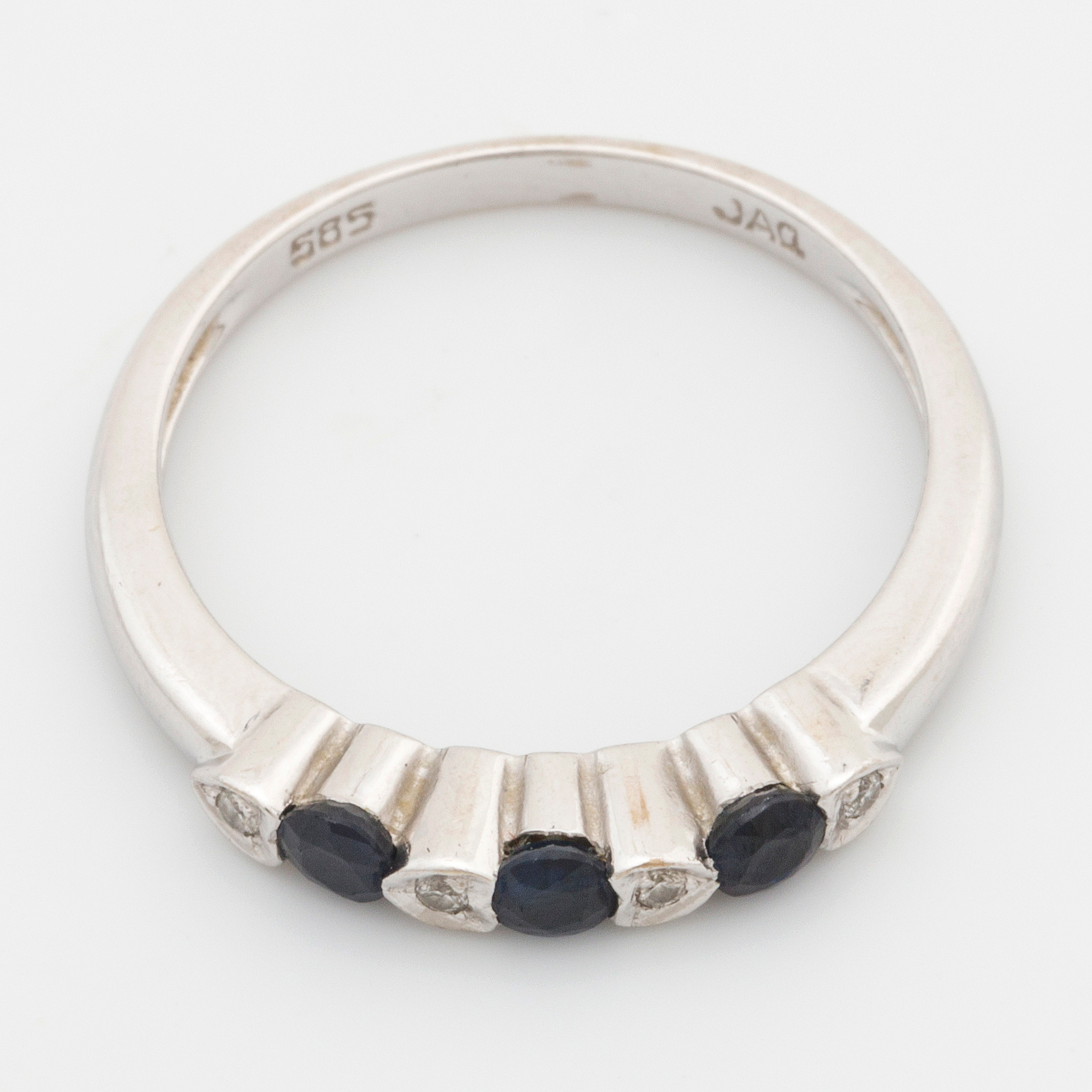 RING, med briljantslipade diamanter samt safirer. - Bukowskis