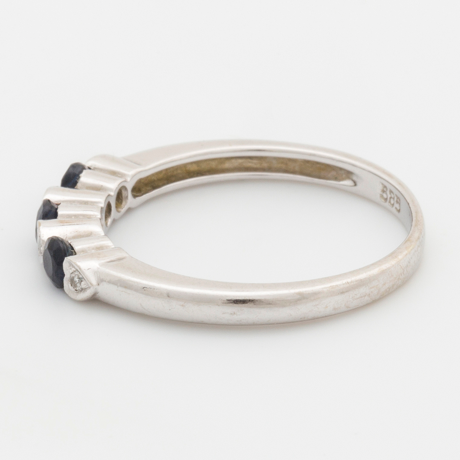 RING, med briljantslipade diamanter samt safirer. - Bukowskis