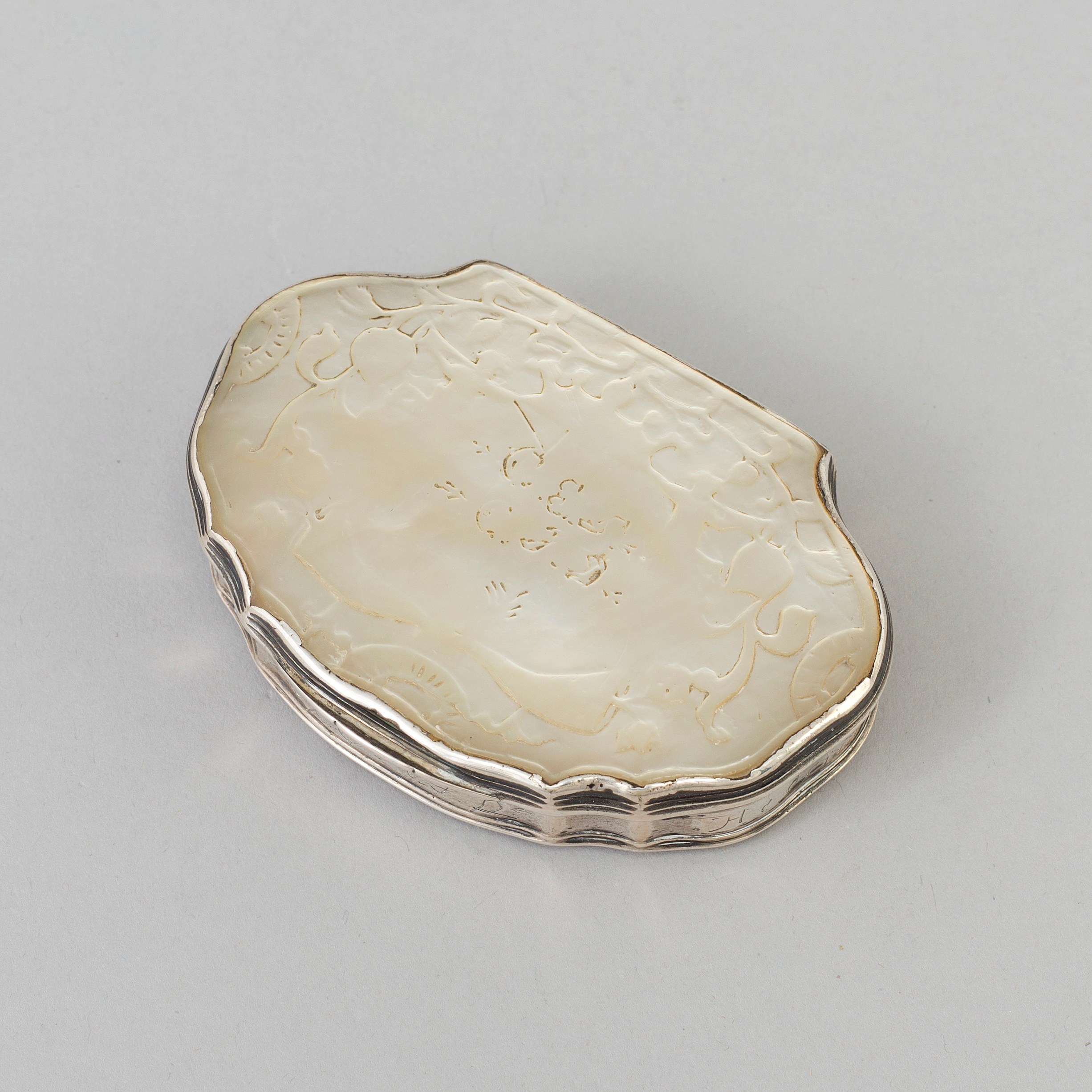 An 18th century silver and mother-of-pearl rococo snuff box. - Bukowskis