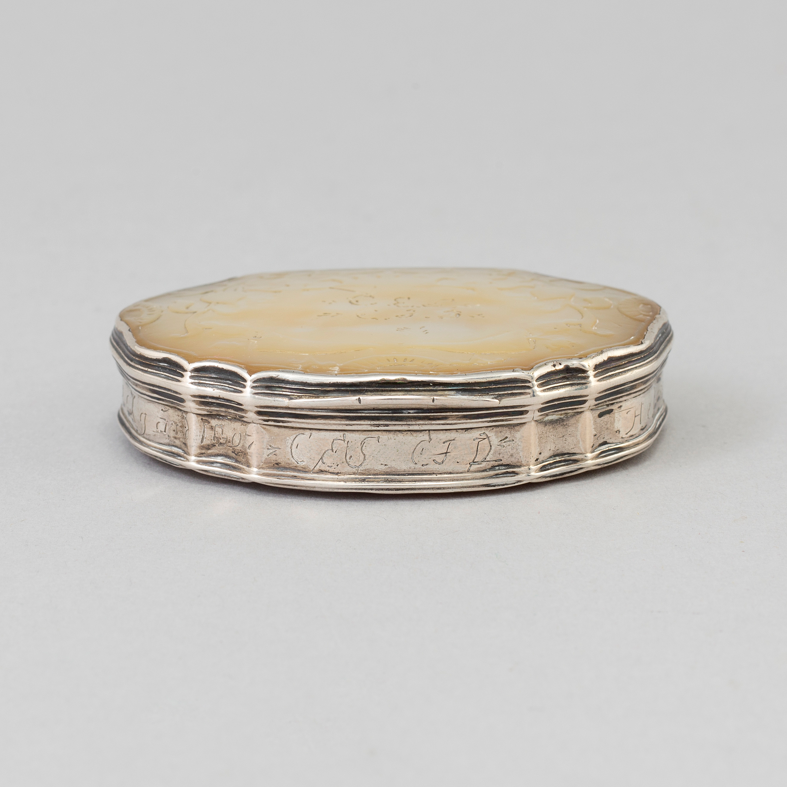 An 18th century silver and mother-of-pearl rococo snuff box. - Bukowskis