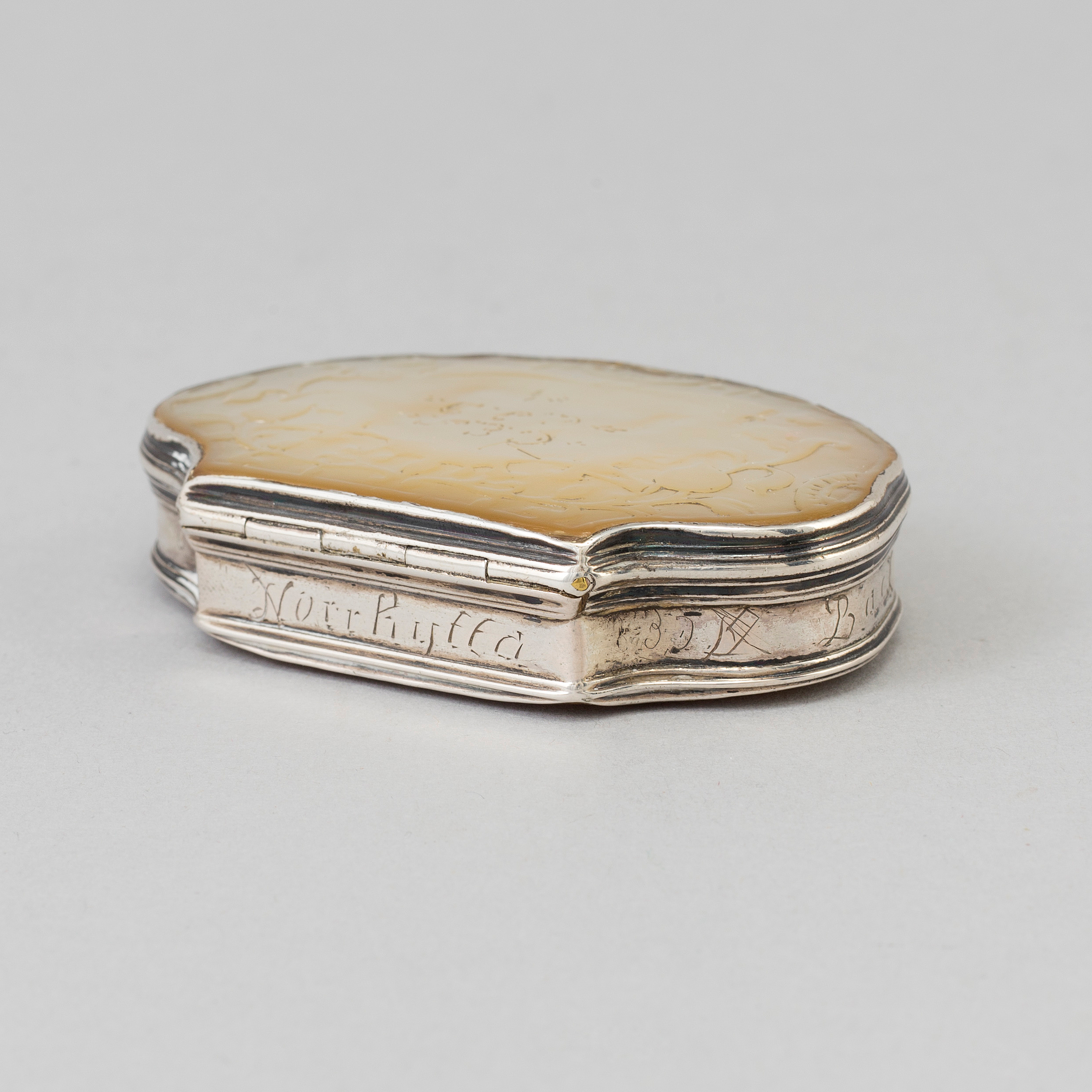 An 18th century silver and mother-of-pearl rococo snuff box. - Bukowskis