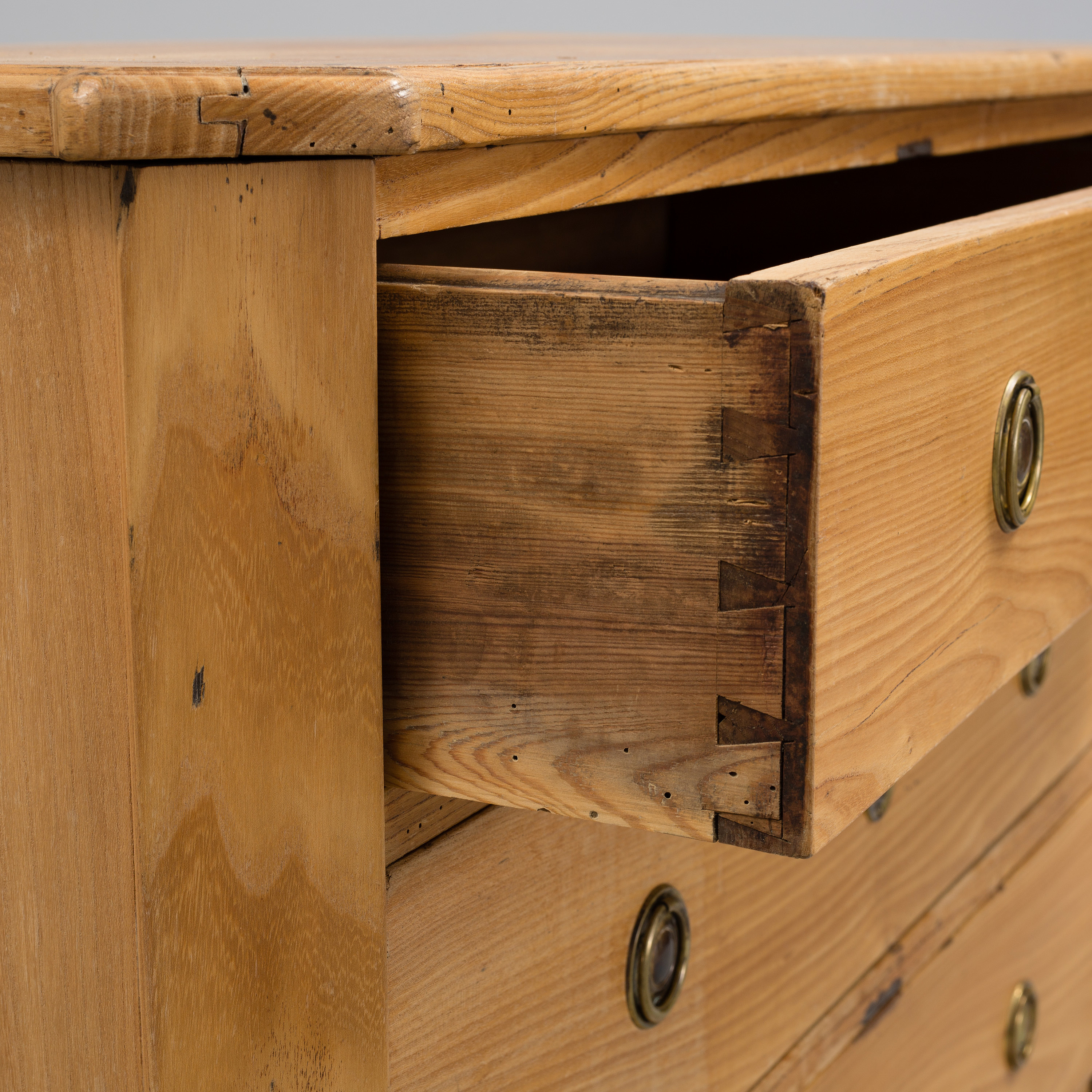 A 18th century chest of drawers. - Bukowskis