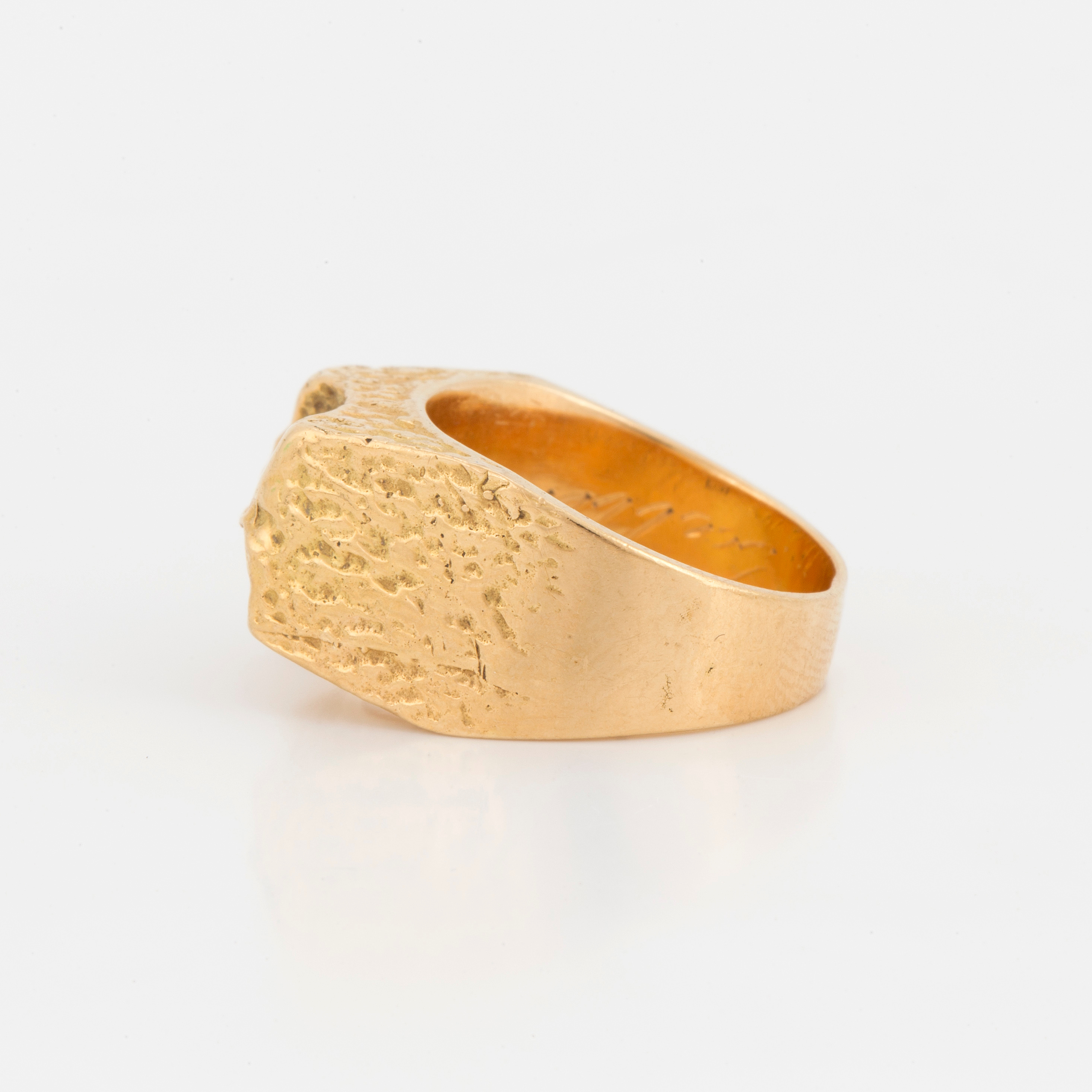 A ring with textured surface. - Bukowskis