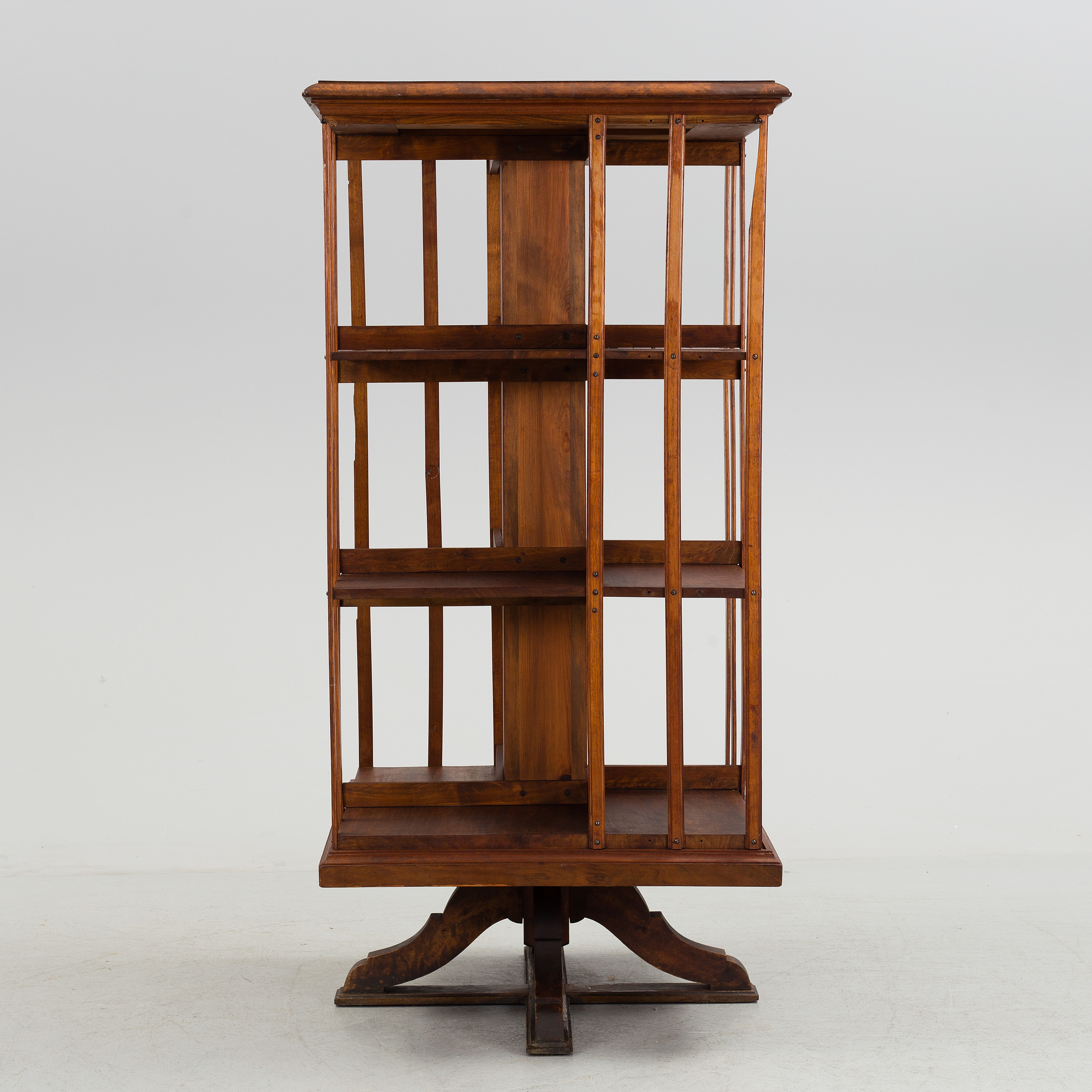 An early 20th century turning book shelf. - Bukowskis