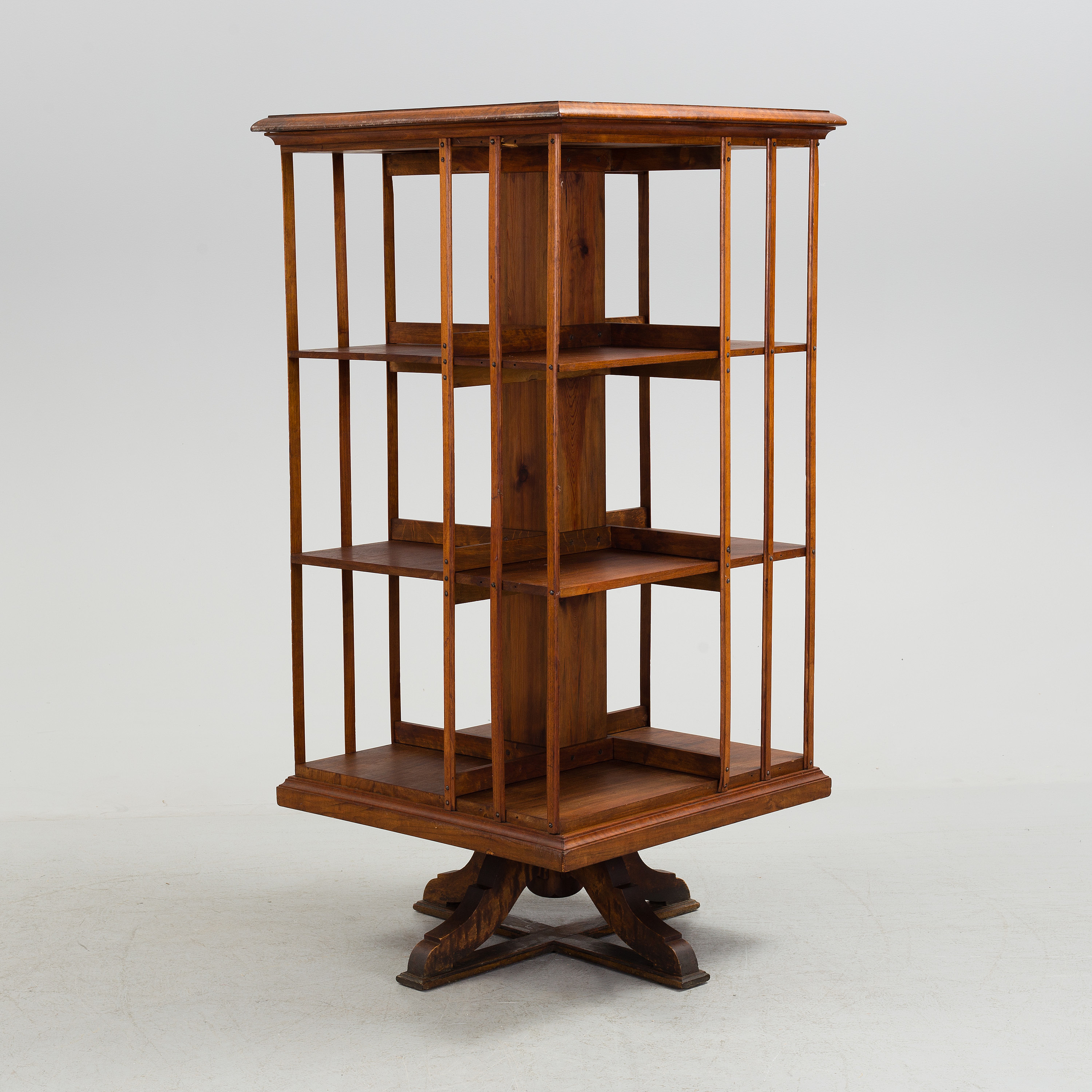 An early 20th century turning book shelf. - Bukowskis