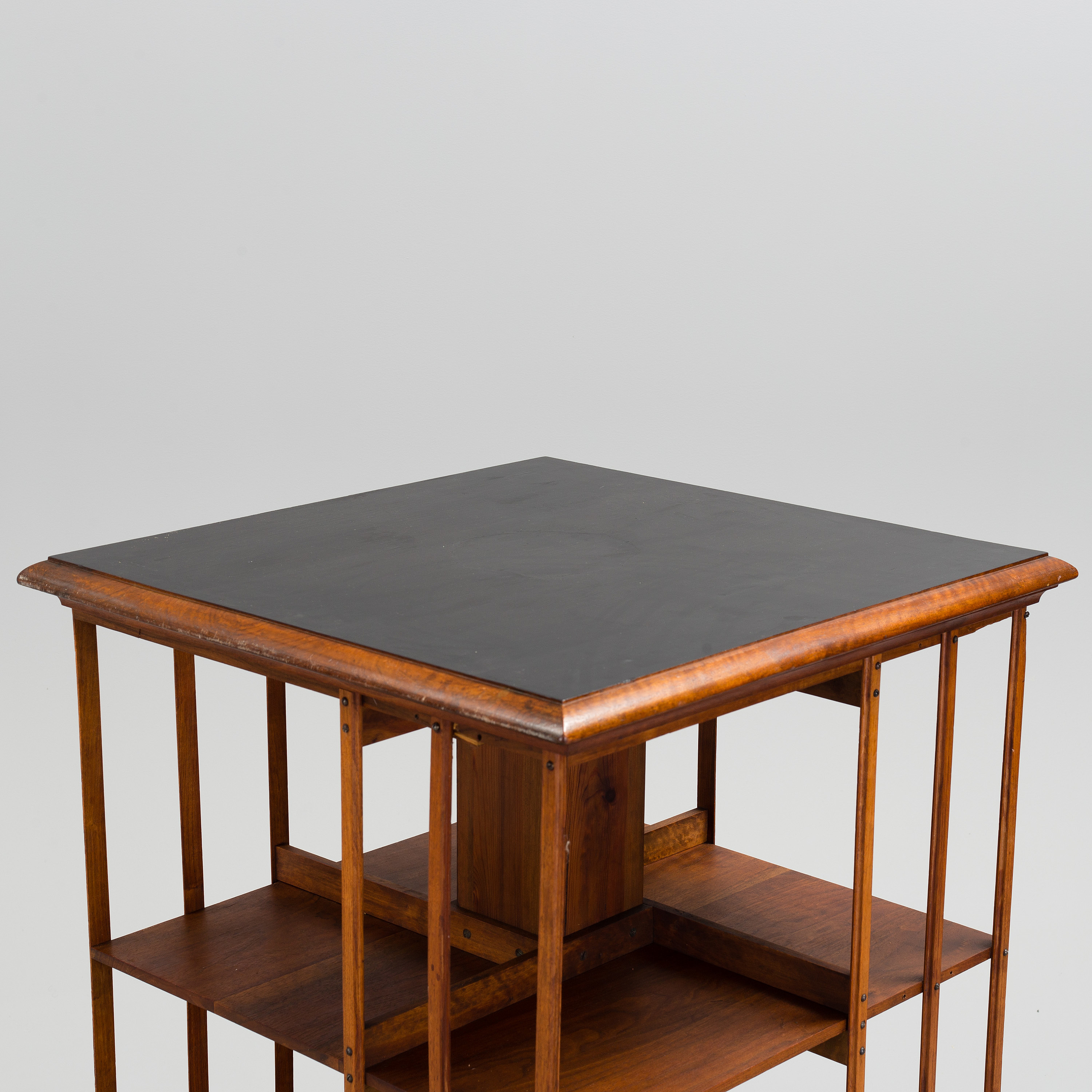 An early 20th century turning book shelf. - Bukowskis