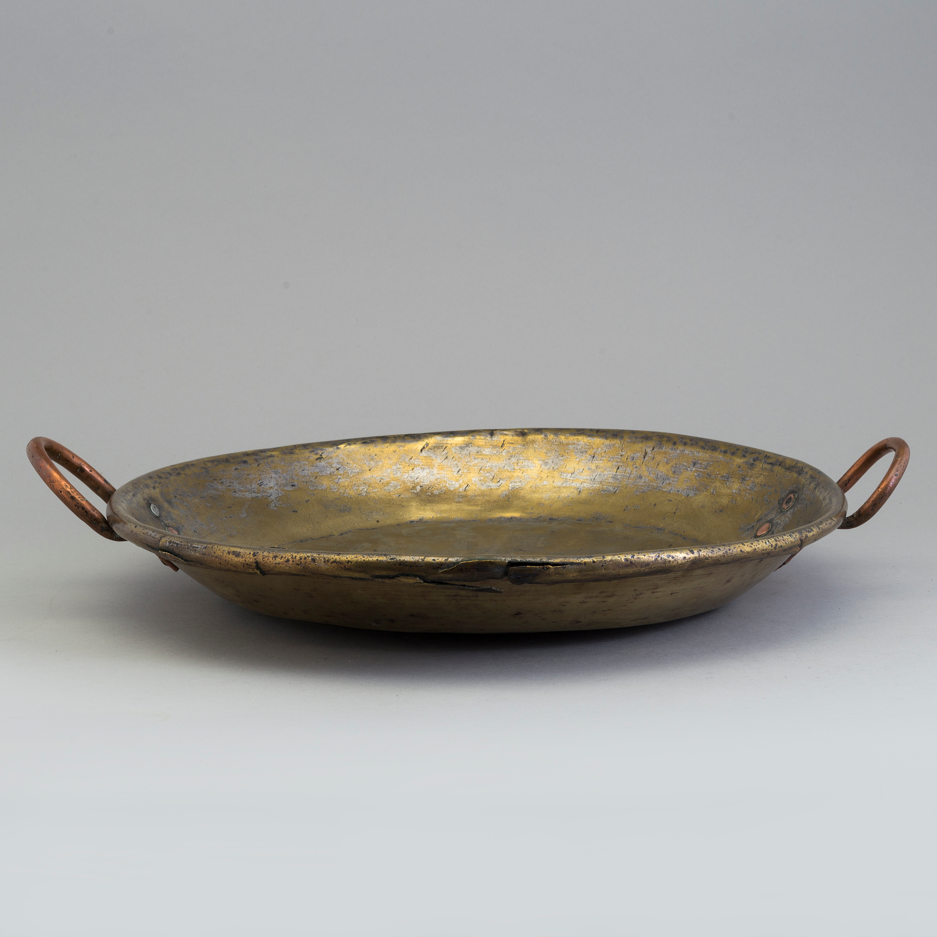 A 18th century brass pan. - Bukowskis