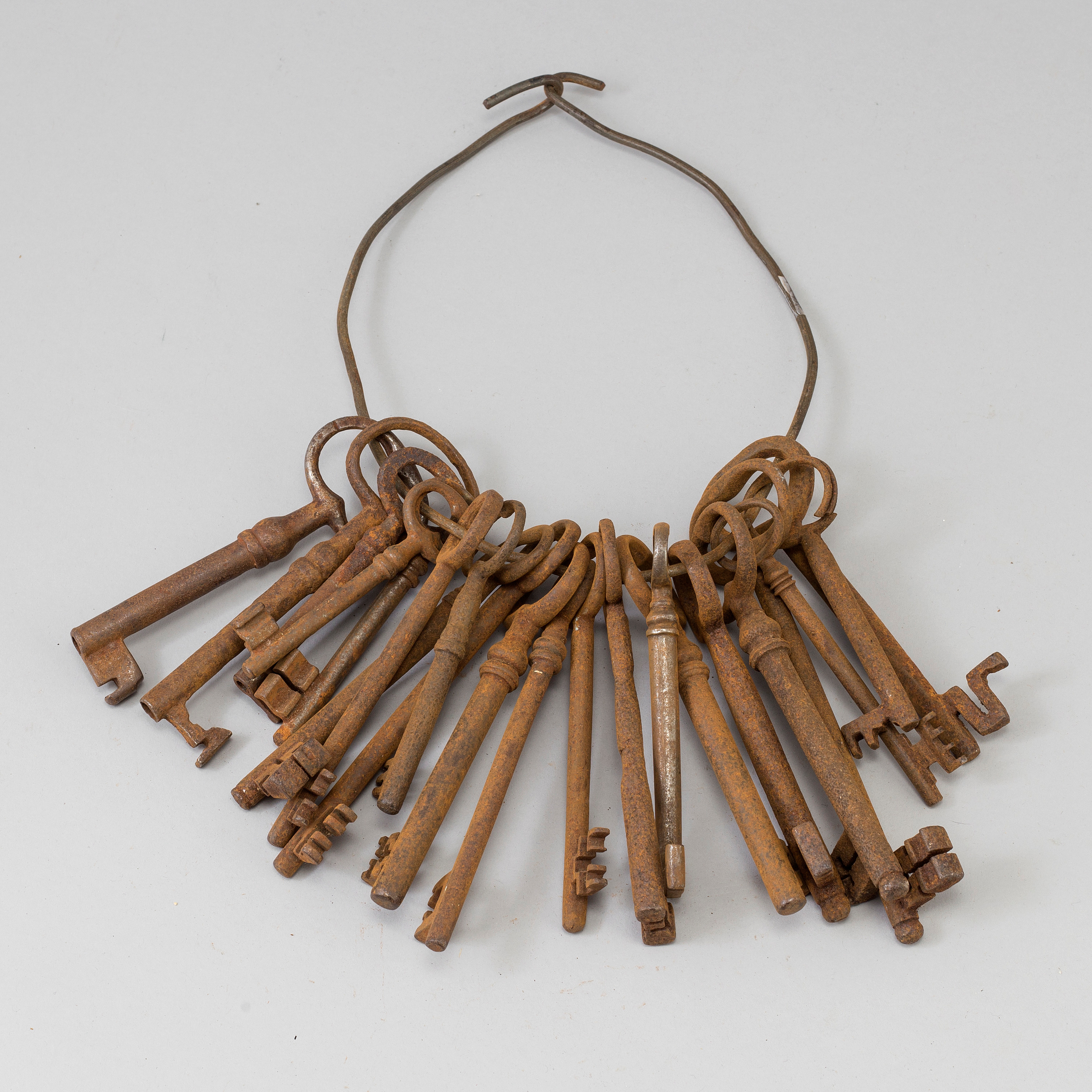 A COLLECTION OF 21 IRON KEYS, 18th/19th century. - Bukowskis