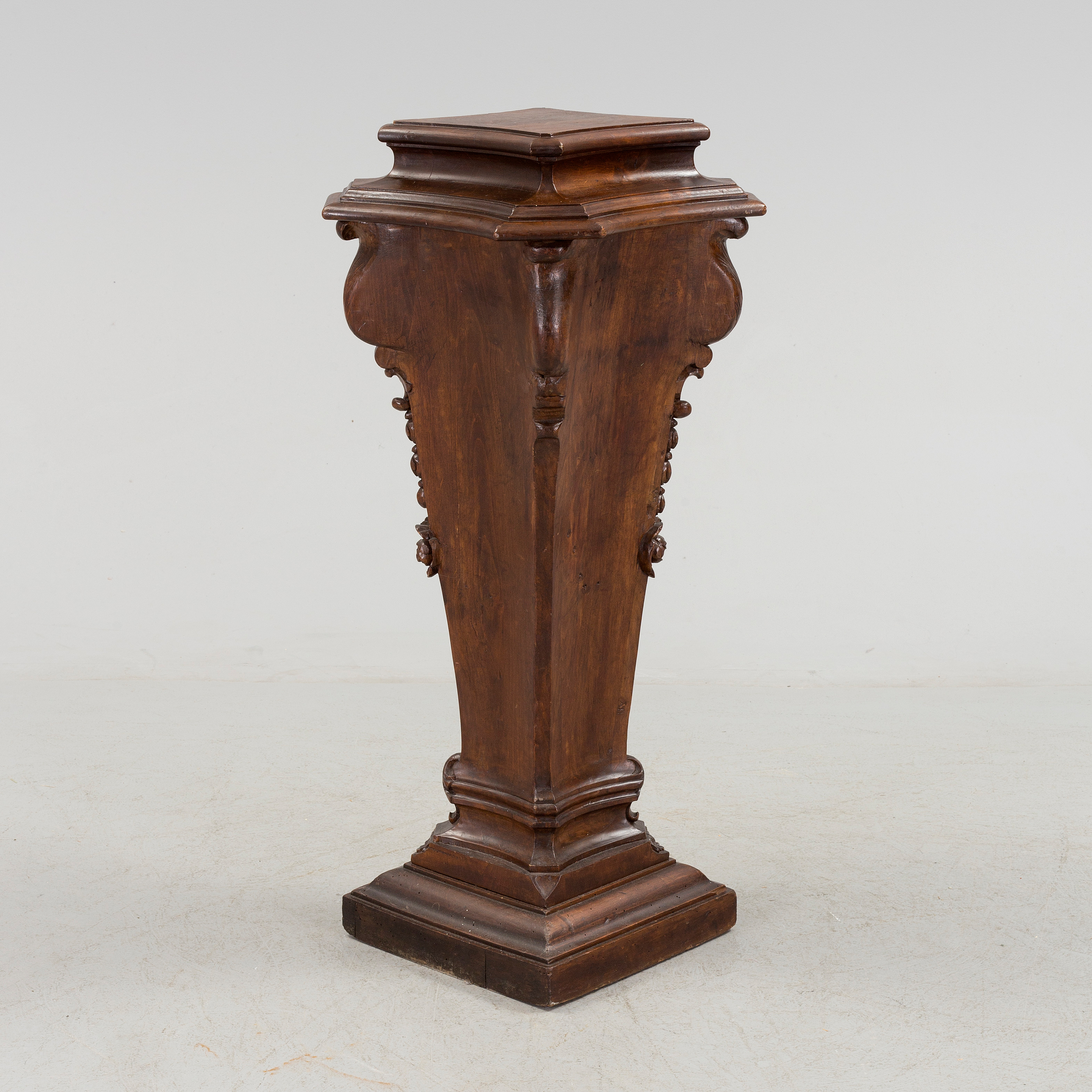 A pedestal form around year 1900. - Bukowskis
