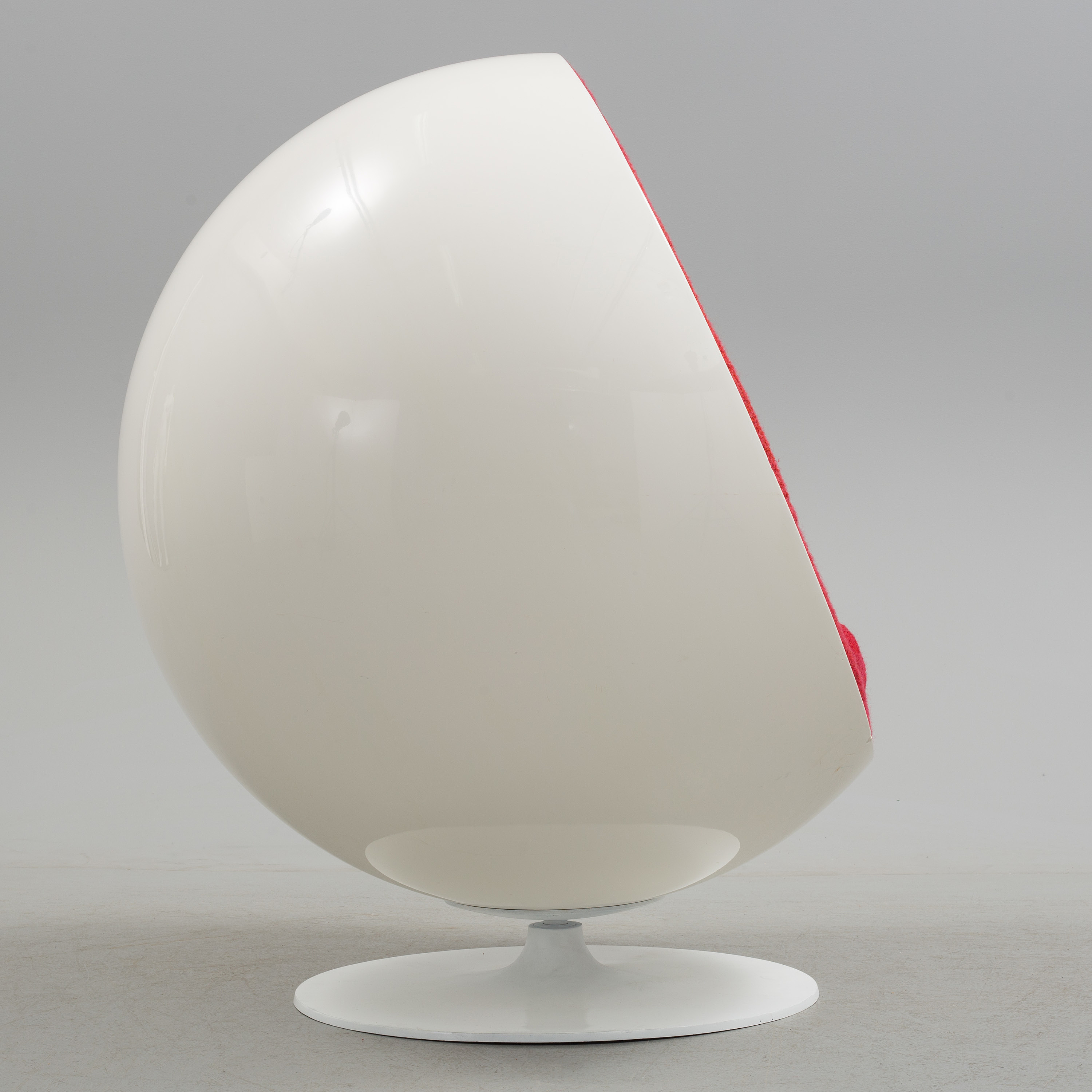 An Eero Aarnio 'Ball chair', Asko, Finland. - Bukowskis