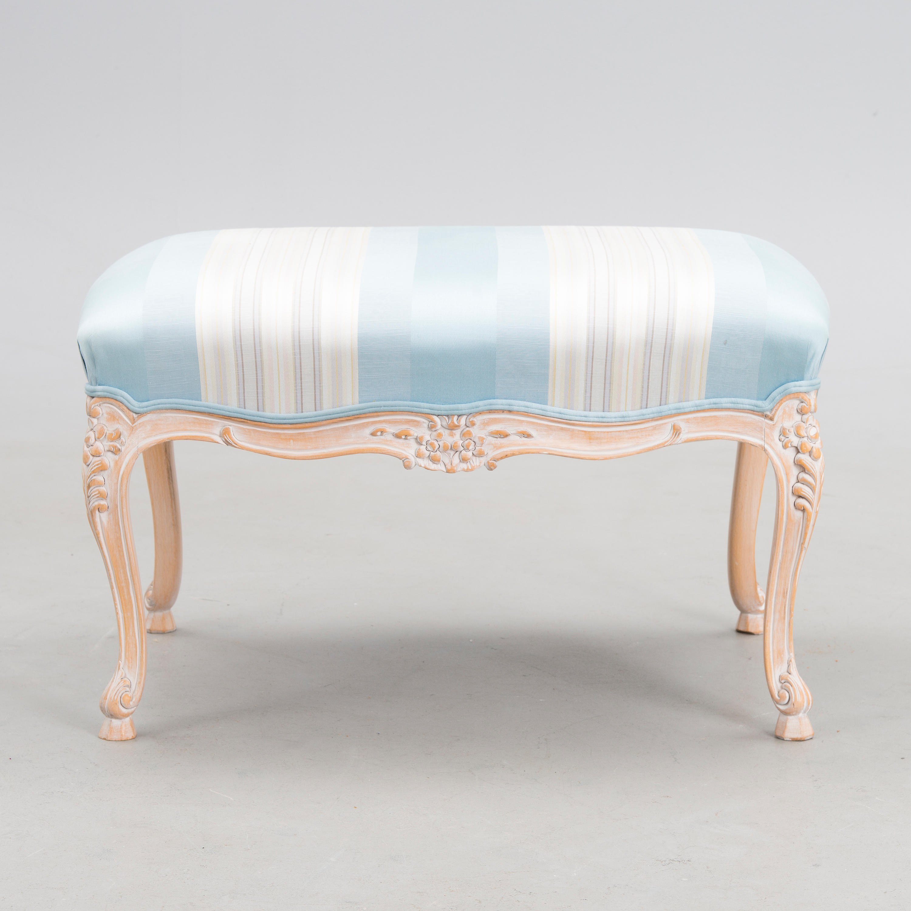 A 20th Century Rococo-style stool. - Bukowskis