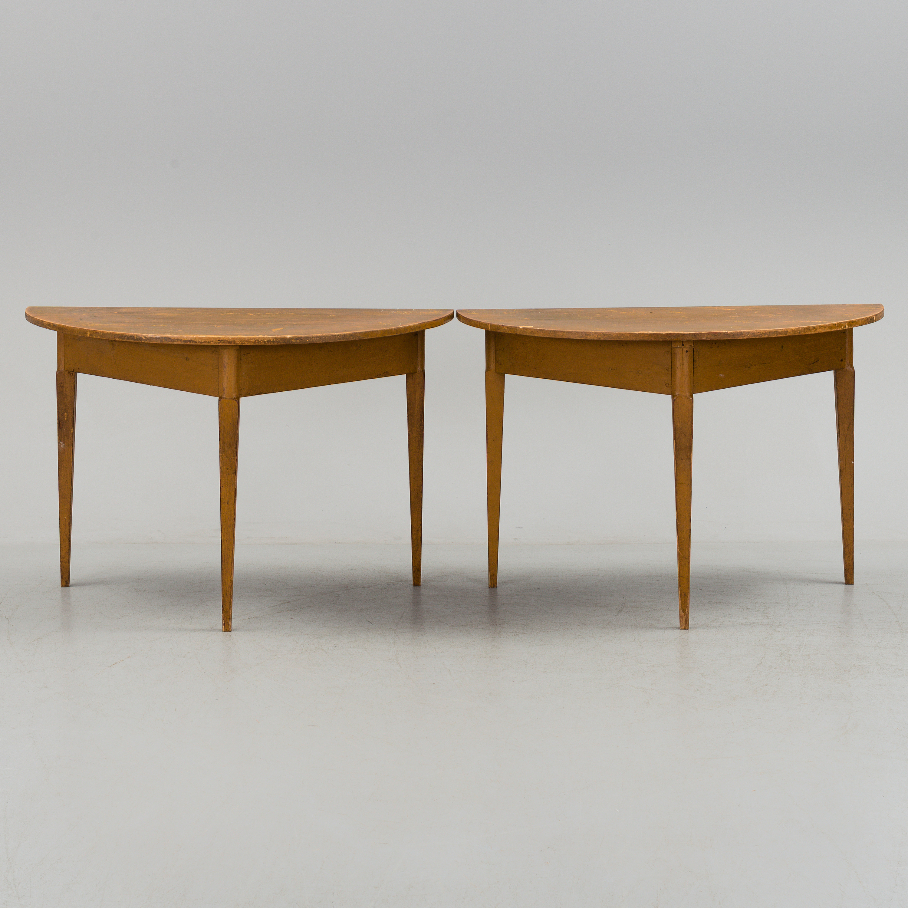 A two-part round table, first half of the 19th Century. - Bukowskis