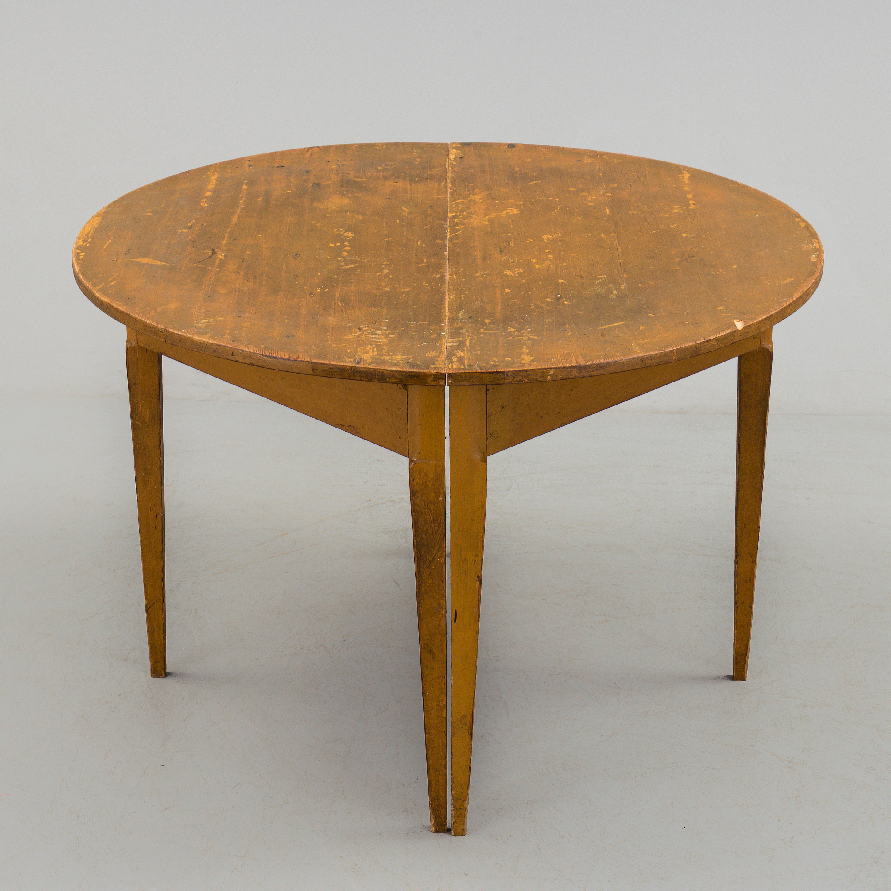 A two-part round table, first half of the 19th Century. - Bukowskis