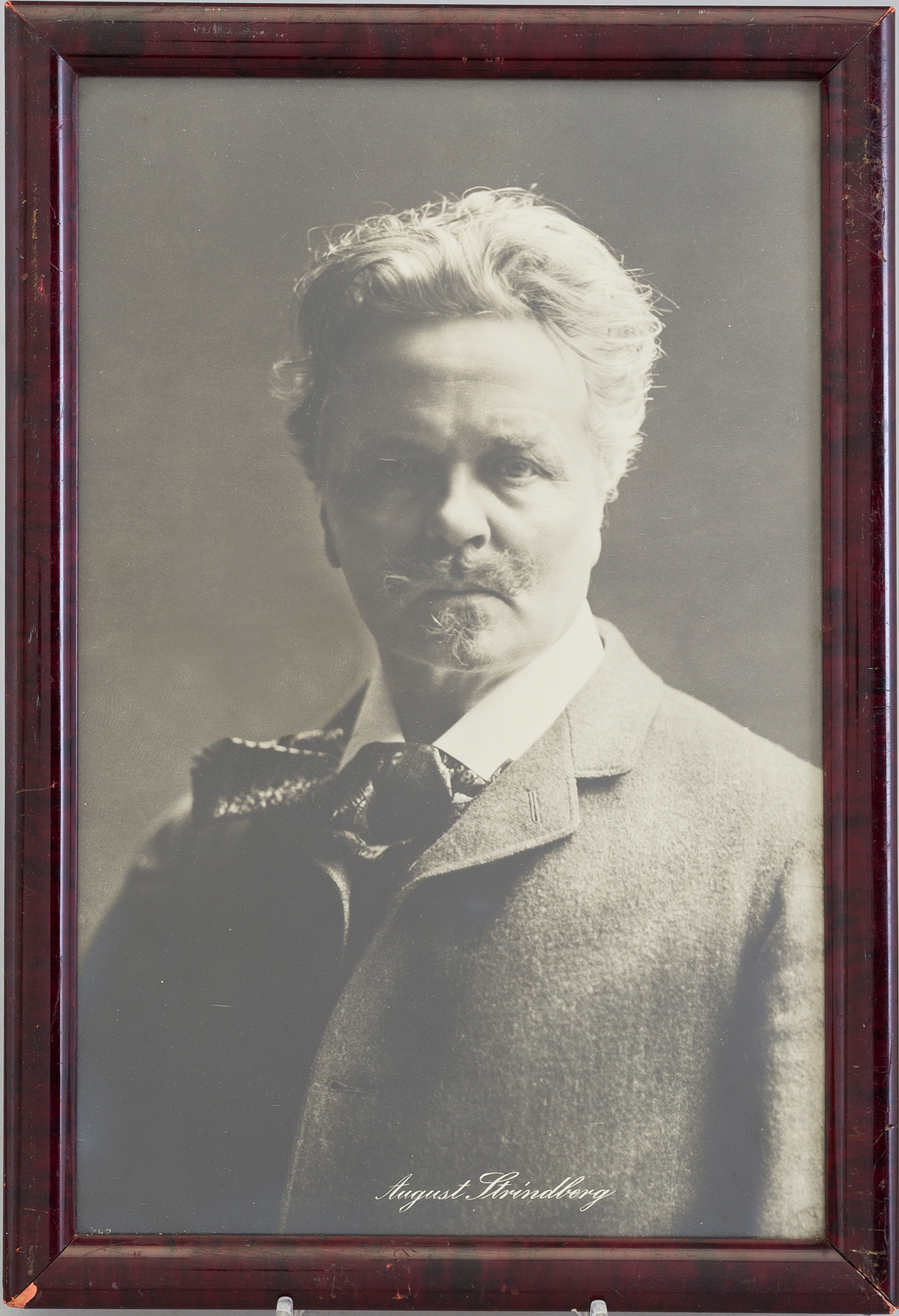 FOTOGRAFI, föreställande August Strindberg (1849-1912) samt BOK ...