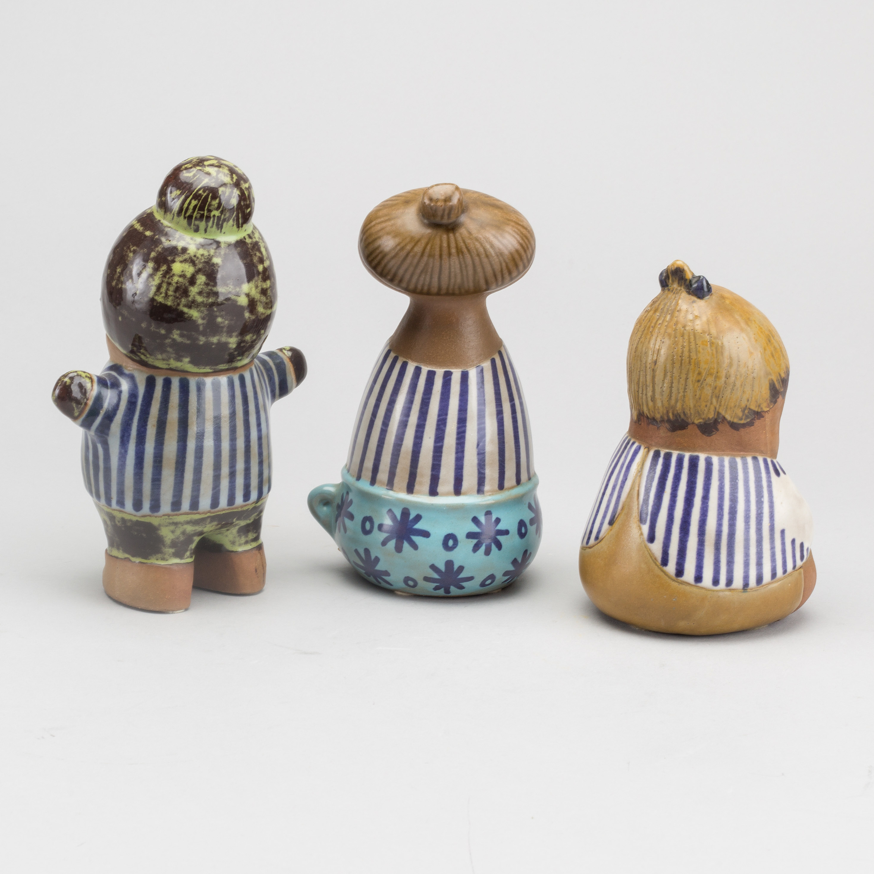 LISA LARSON, 3 st figuriner, stengods, ur serien "Larsons ungar", Gustavsberg. - Bukowskis