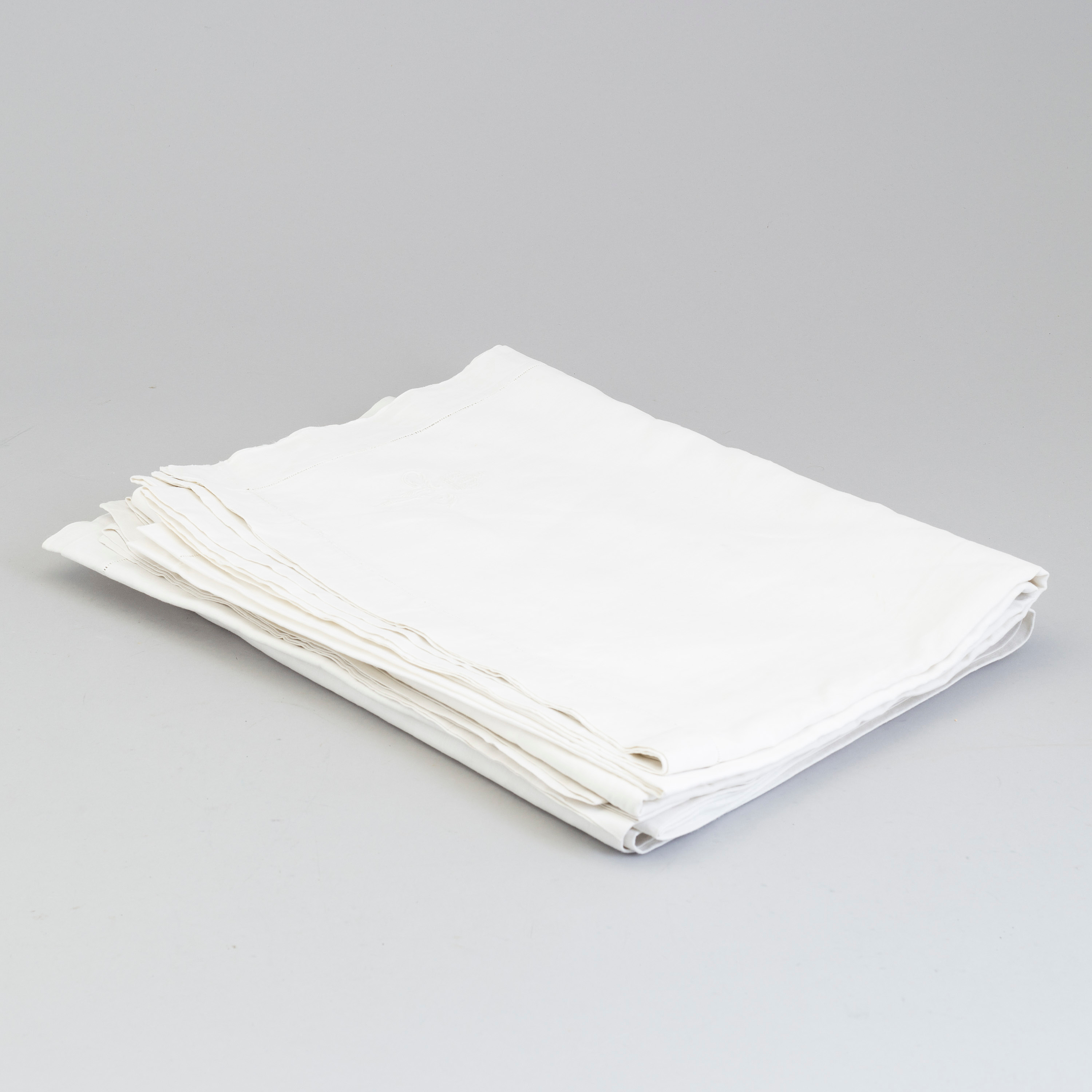 KUNGLIGA DUKAR, 2 st linne. Tidigt 1900-tal. - Bukowskis