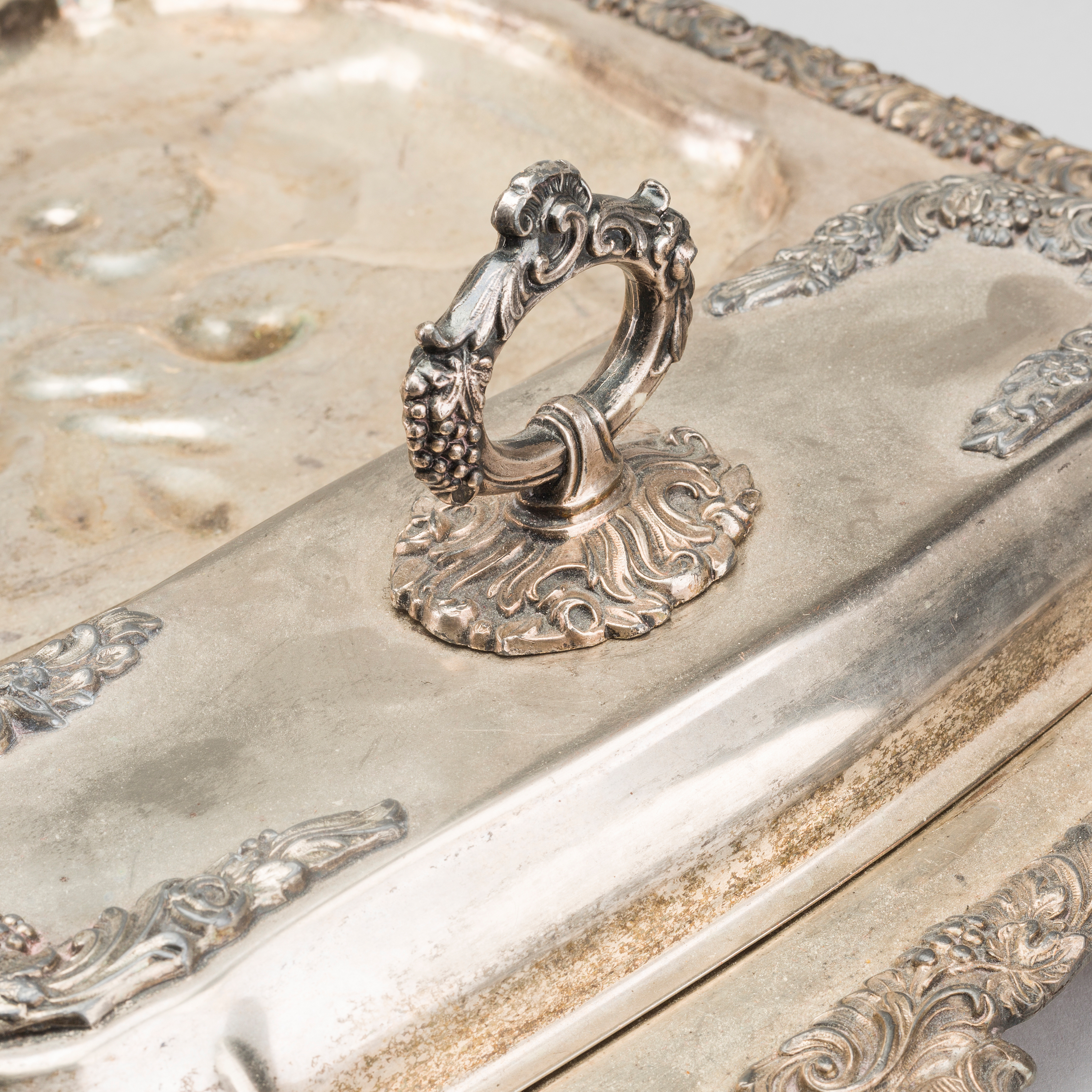 A Neo rococo EPNS serving tray late 1800's. - Bukowskis