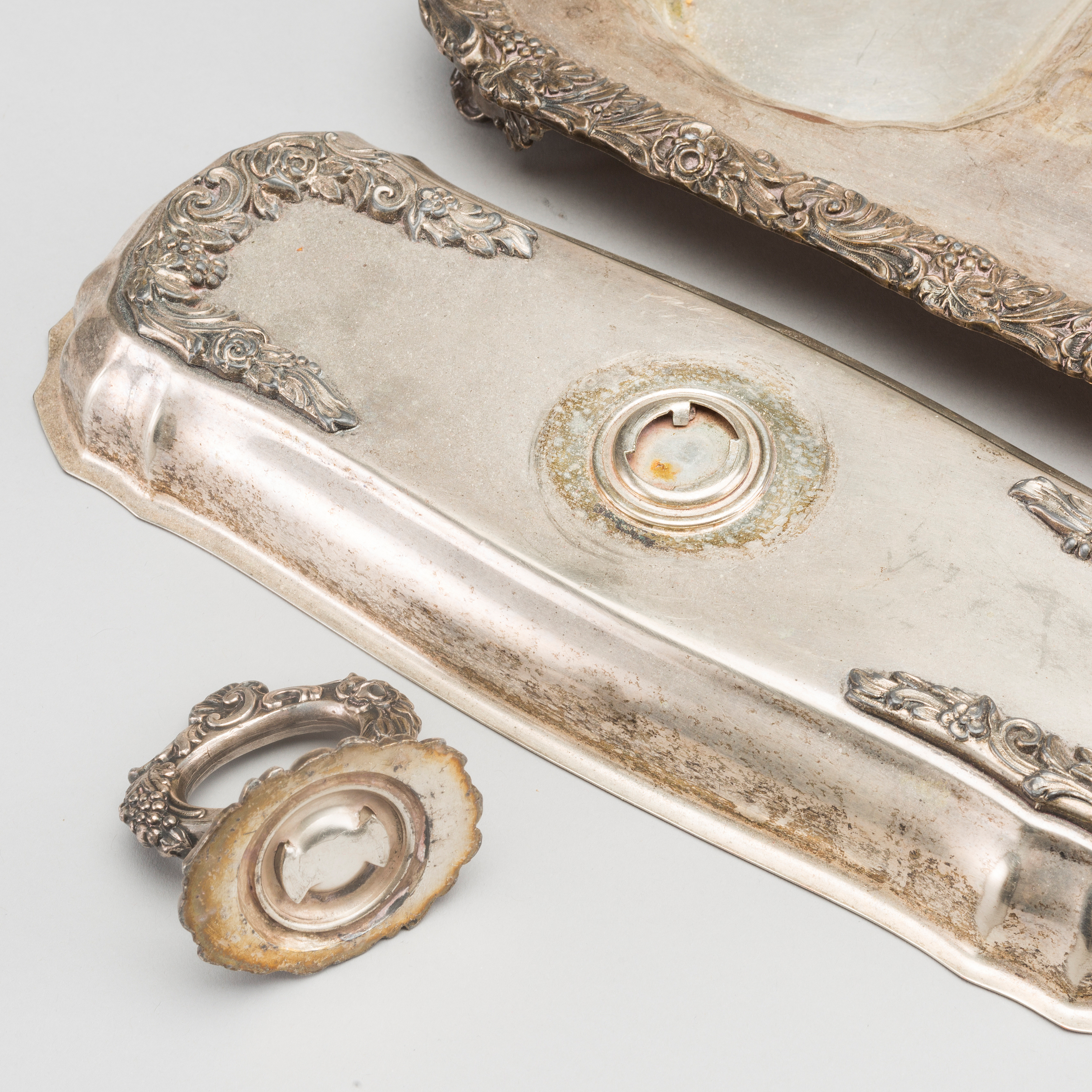 A Neo rococo EPNS serving tray late 1800's. - Bukowskis