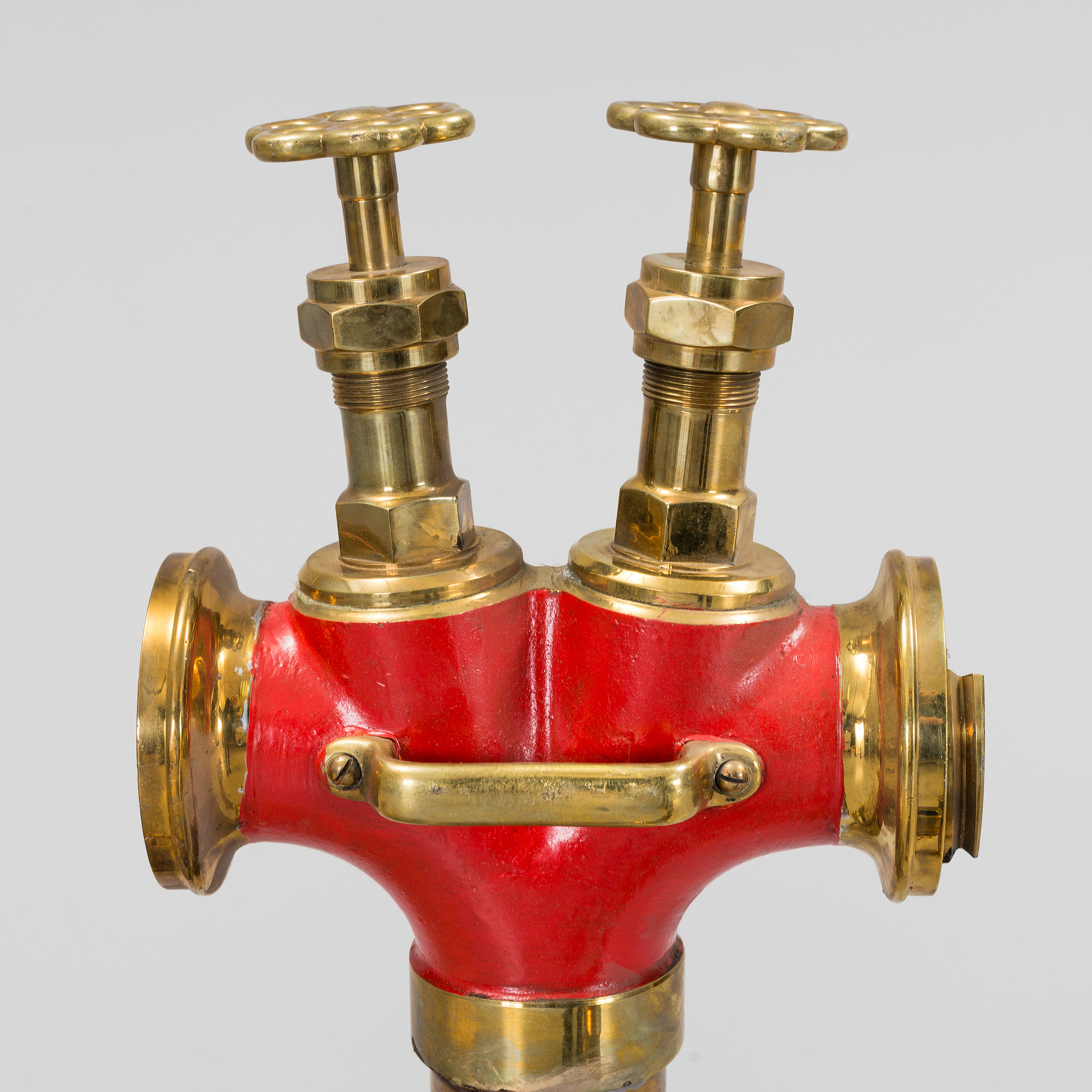 BRANDPOST MED SLANGAR, mässing, 1900-tal. - Bukowskis