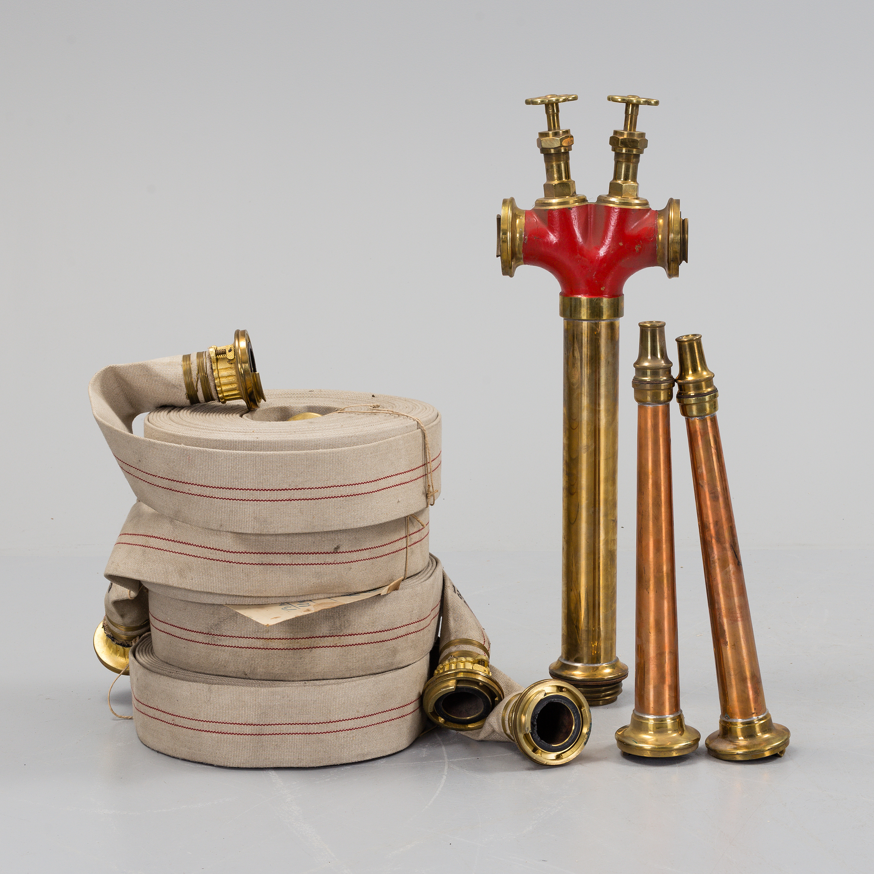 BRANDPOST MED SLANGAR, mässing, 1900-tal. - Bukowskis