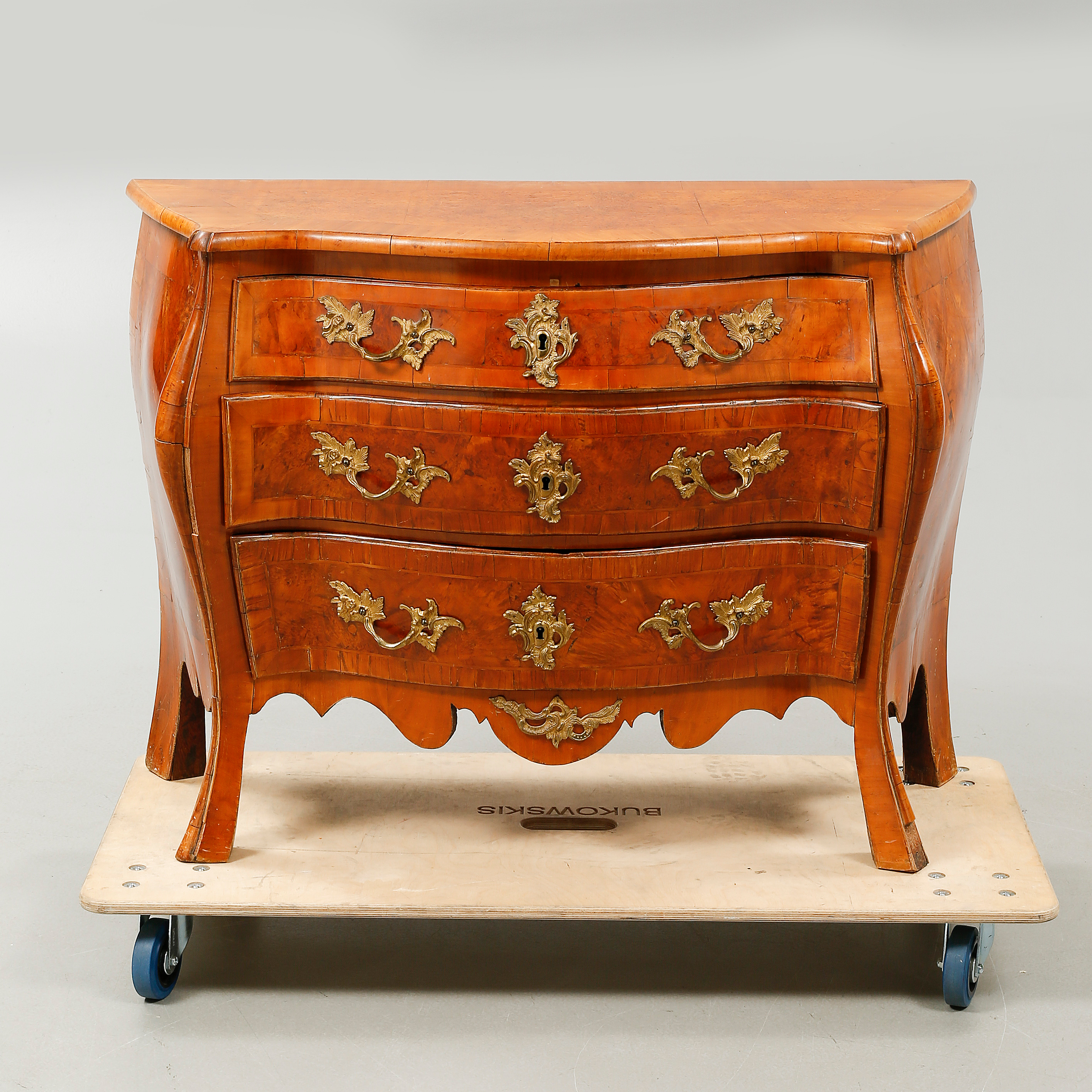 A Rococo bureau from the 18th century. - Bukowskis