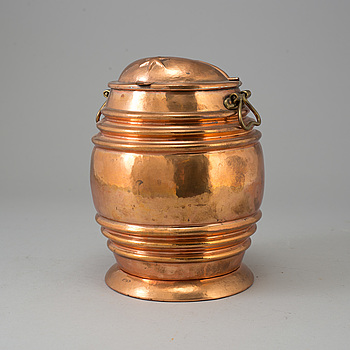 A COPPER WATER BARREL with minature LADLE, late 19th century. - Bukowskis