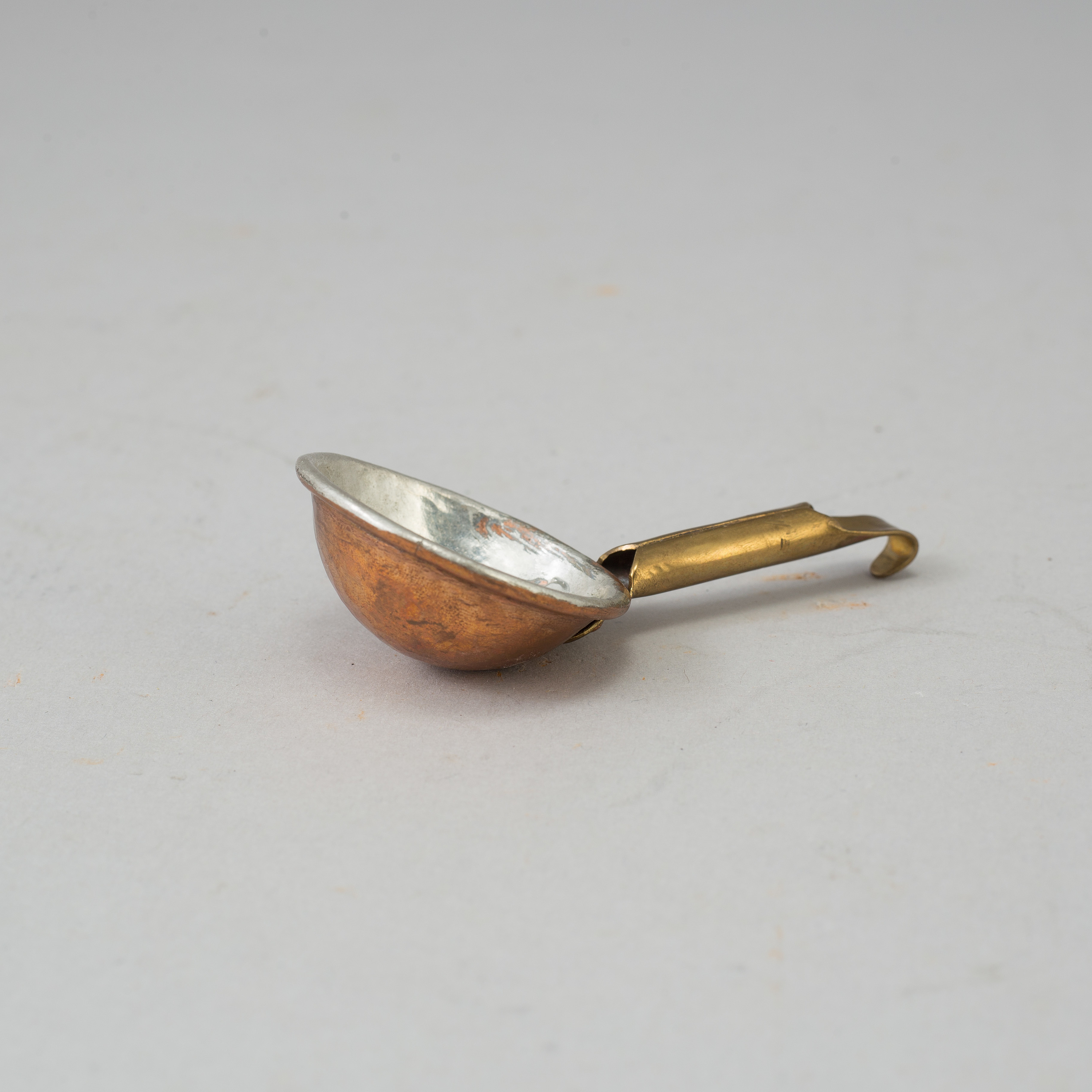 A COPPER WATER BARREL with minature LADLE, late 19th century. - Bukowskis