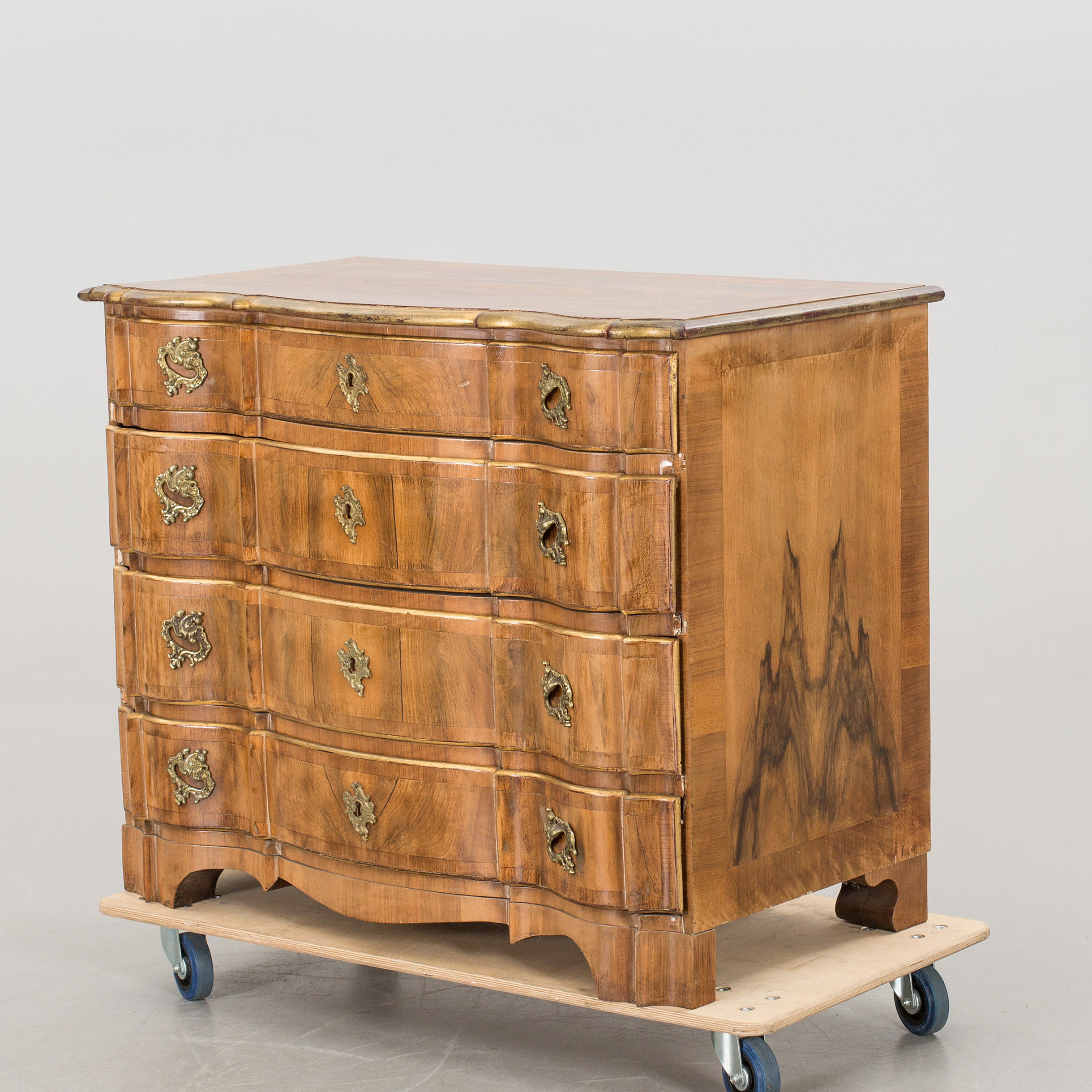A BAROQUE STYLE CHEST OF DRAWERS FROM THE 20TH CENTURY. - Bukowskis