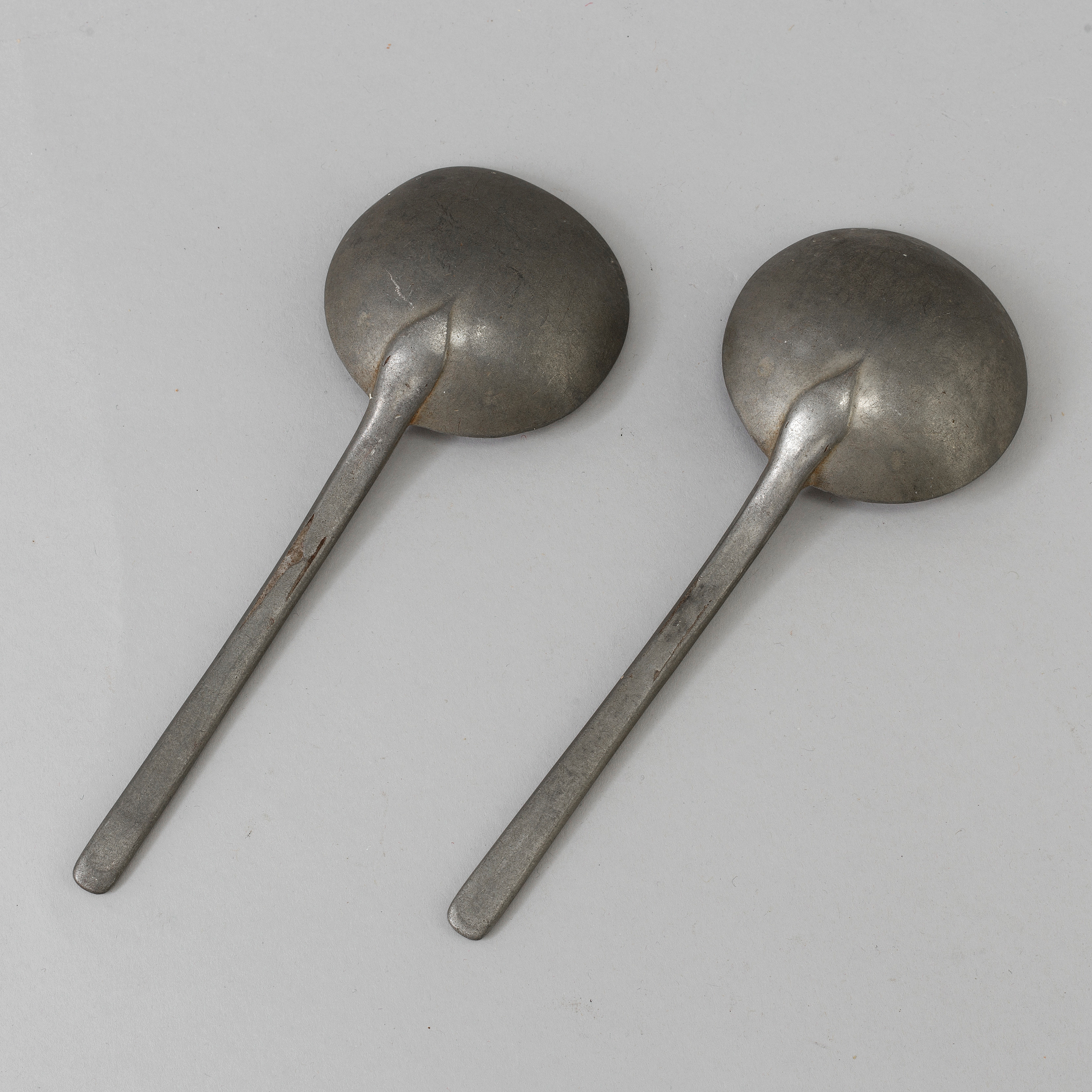 TWO 18TH CENTURY PEWTER SPOONS. - Bukowskis