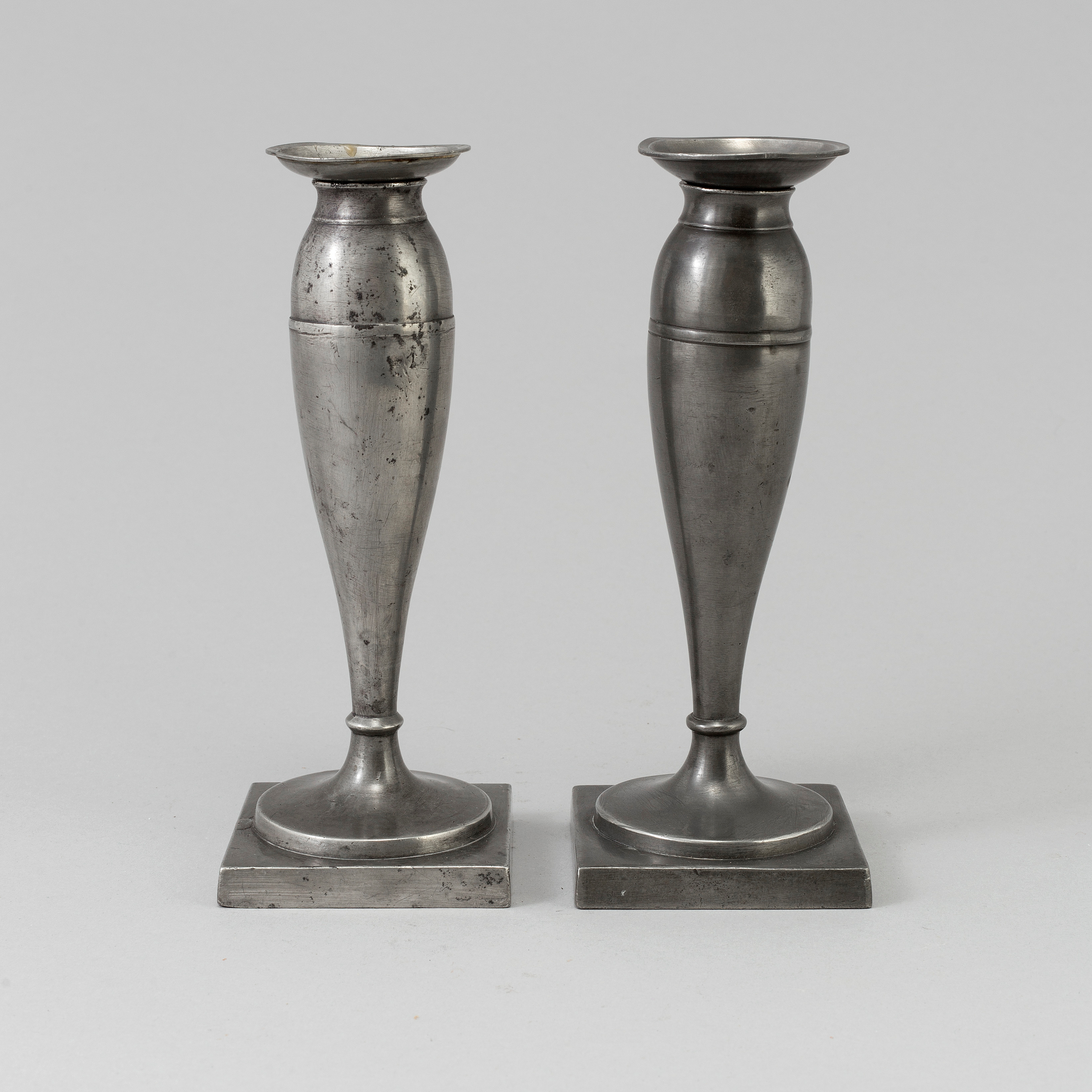 TWO EARLY 19TH CENTURY PEWTER CANDLESTICKS. - Bukowskis