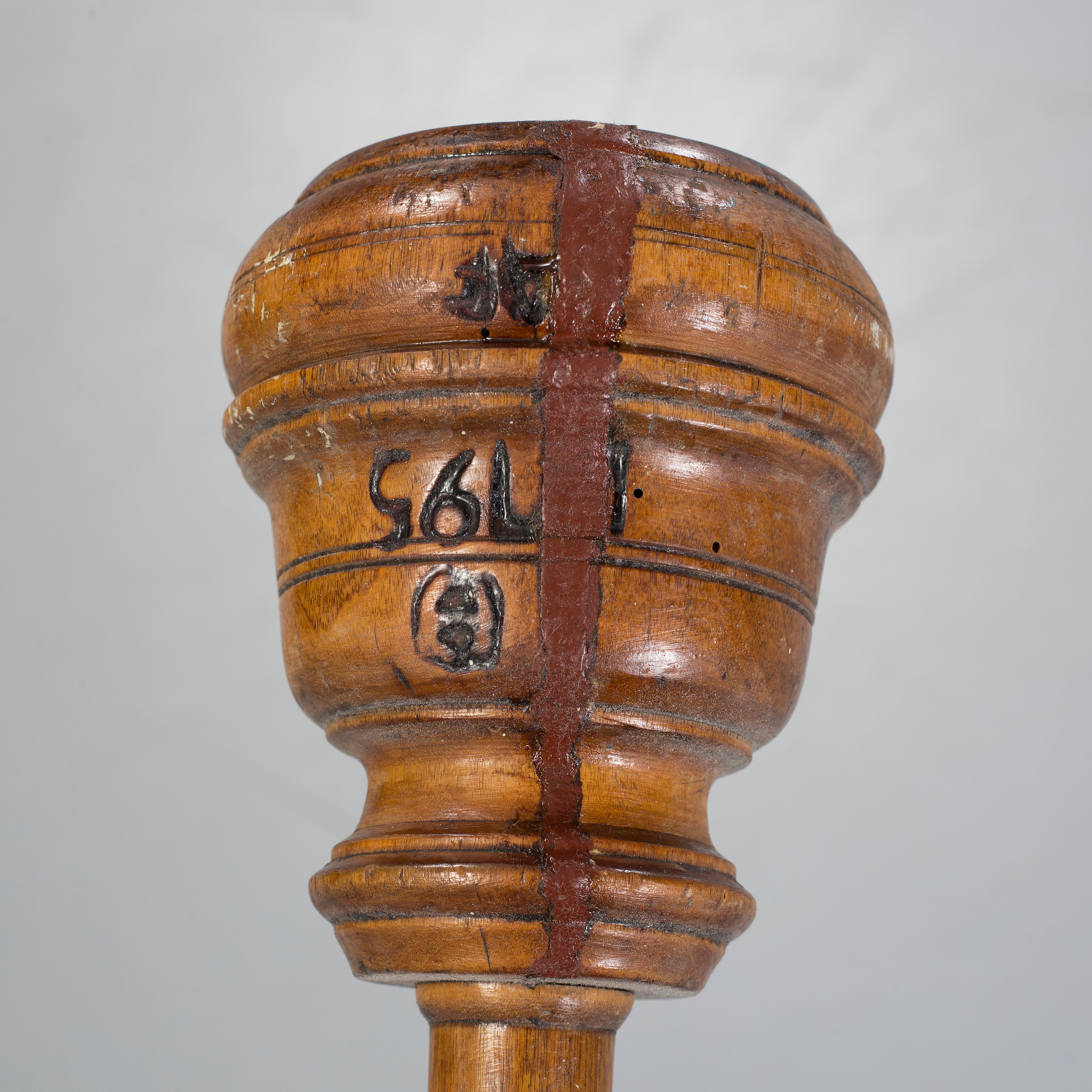 BESMAN, tre st, trä, 1700-tal. - Bukowskis