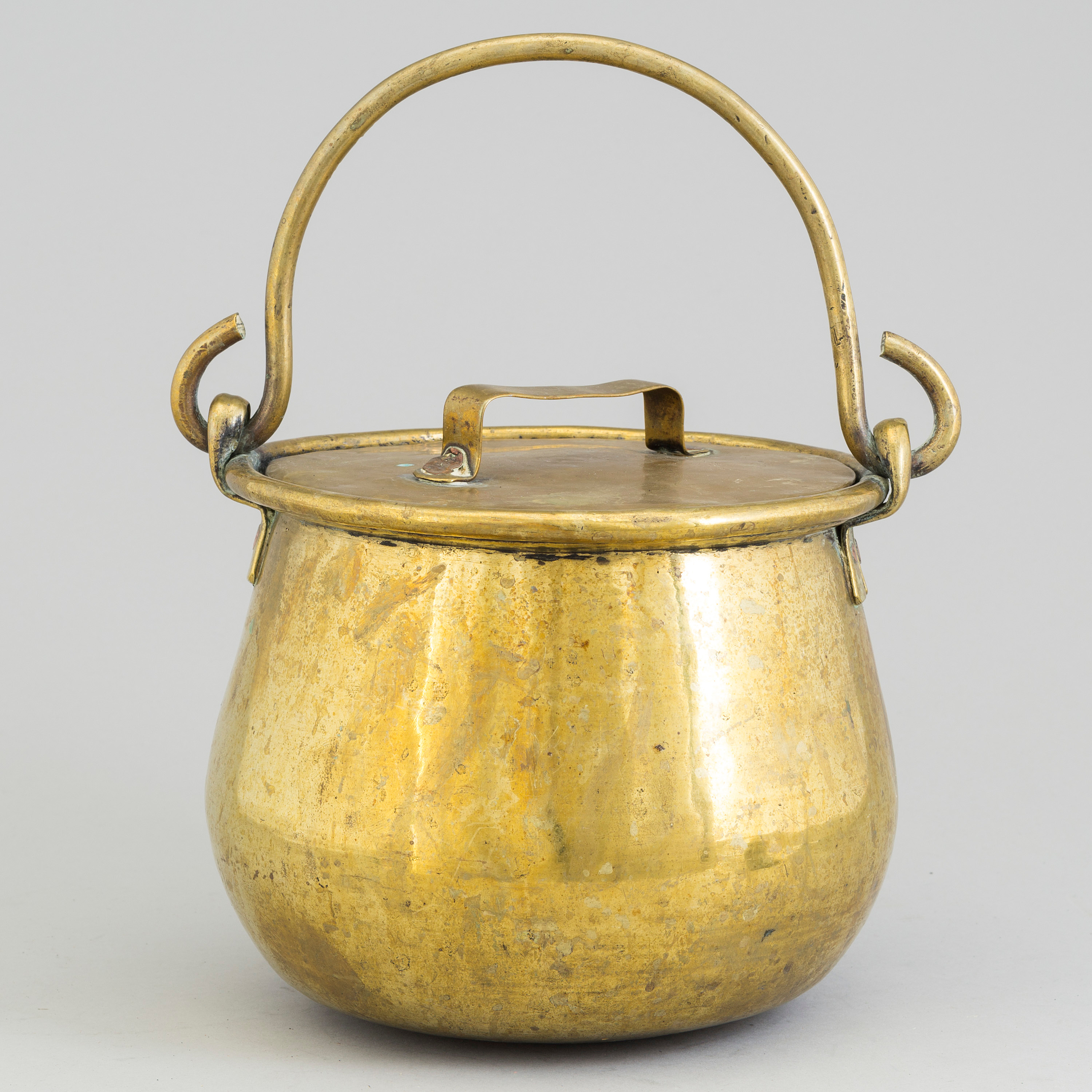 AN 18TH CENTURY BRASS CAULDRON. - Bukowskis