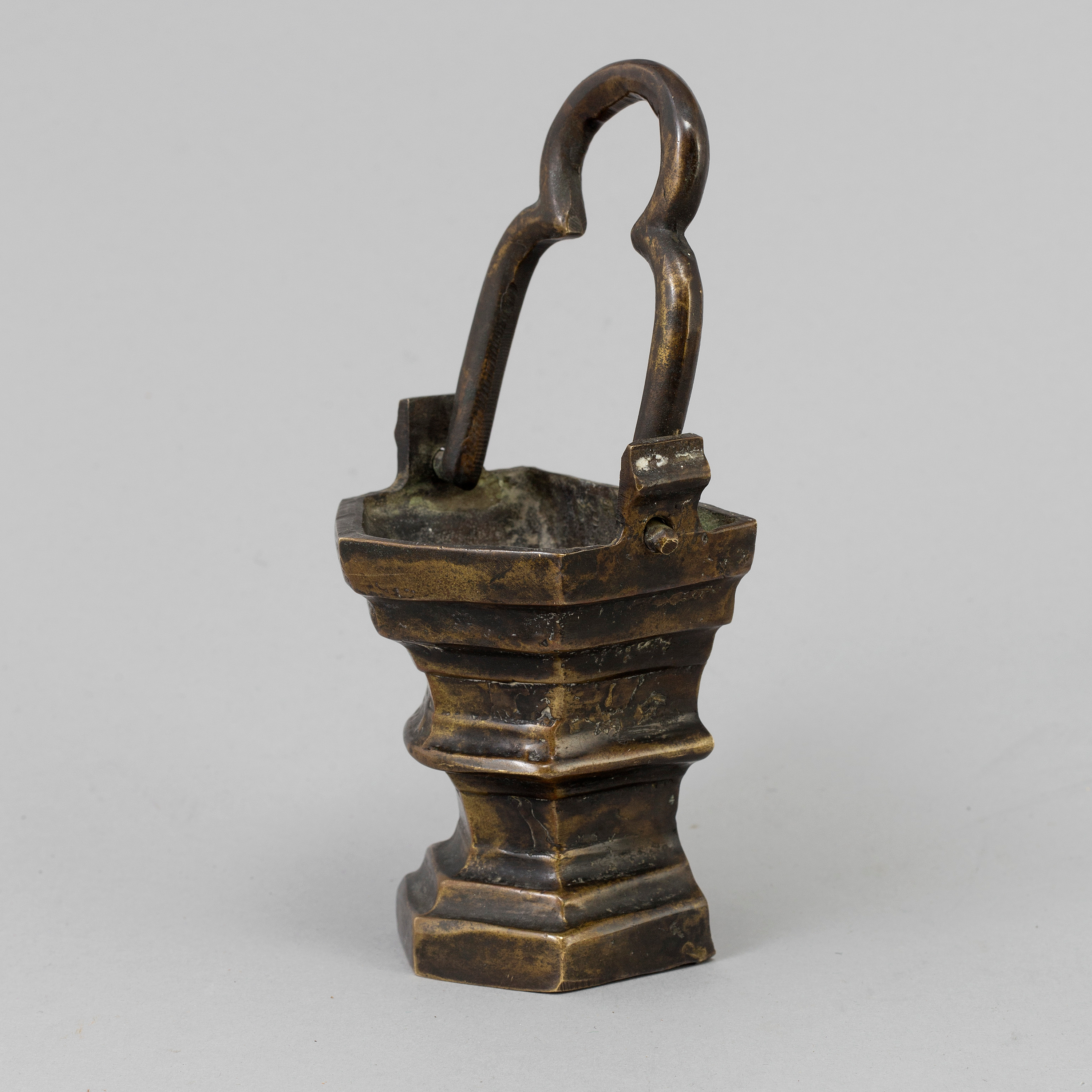 AN 18TH CENTURY BRONZE HOLY WATER CONTAINER. - Bukowskis