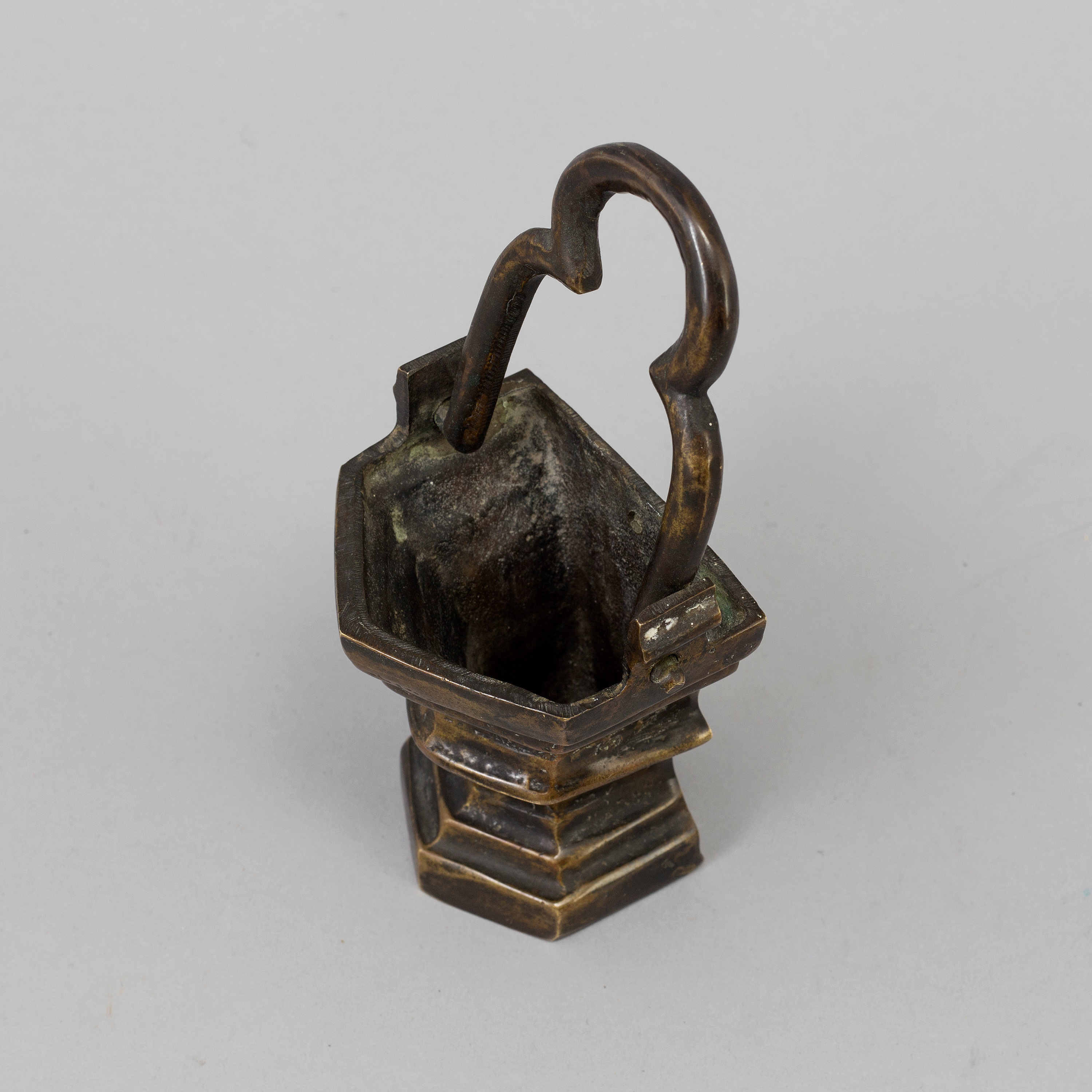 AN 18TH CENTURY BRONZE HOLY WATER CONTAINER. - Bukowskis