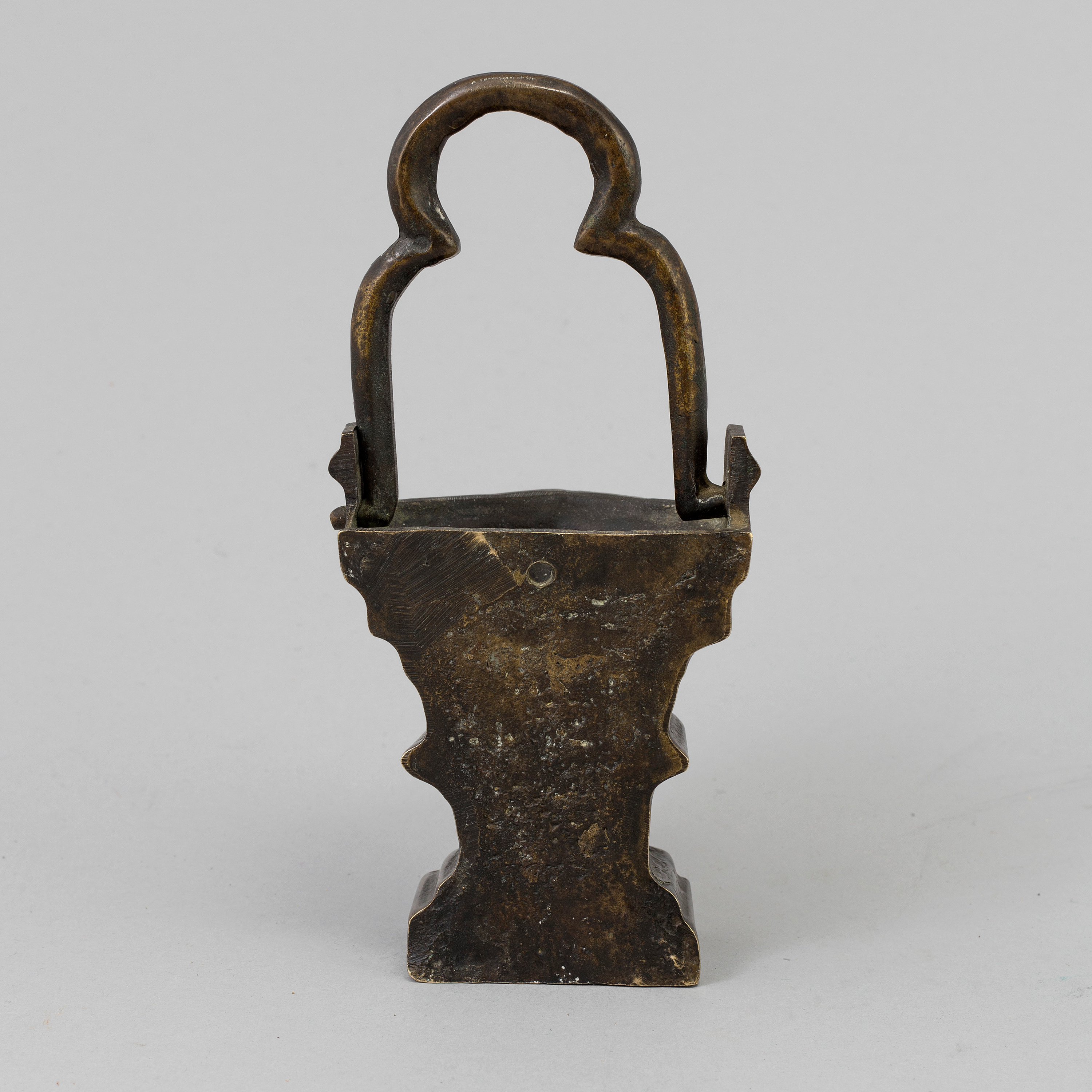 AN 18TH CENTURY BRONZE HOLY WATER CONTAINER. - Bukowskis