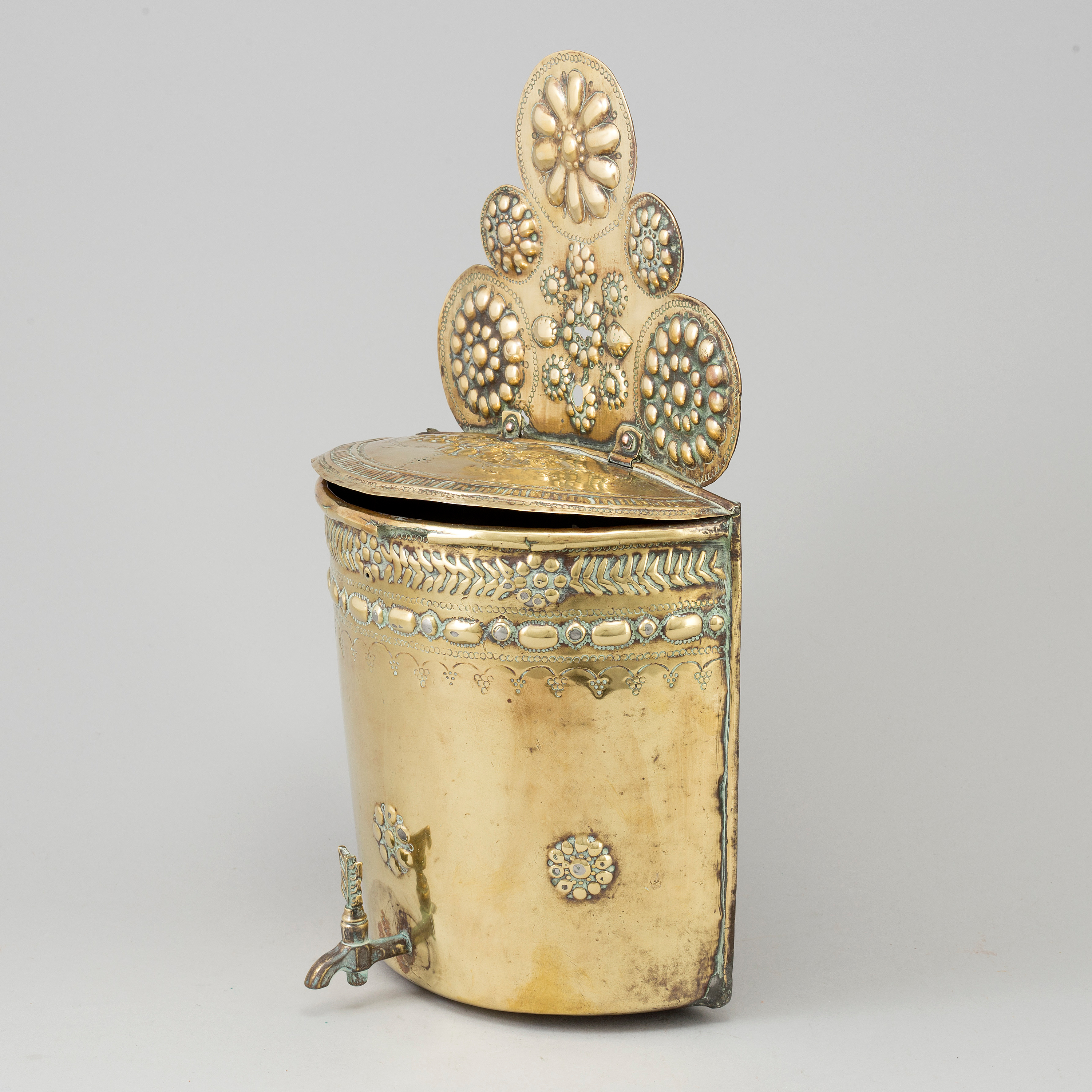A LATE 18TH CENTURY BRASS WALL MOUNTED WATER CONTAINER. - Bukowskis