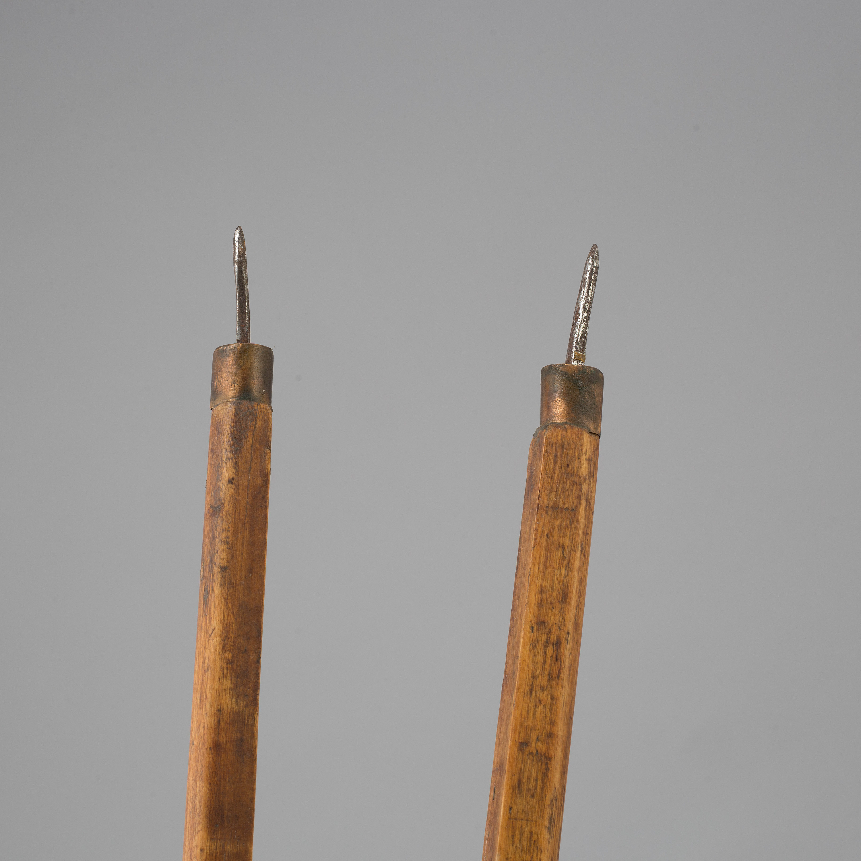 AN 18TH CENTURY WOODEN MEASURING INSTRUMENT. - Bukowskis