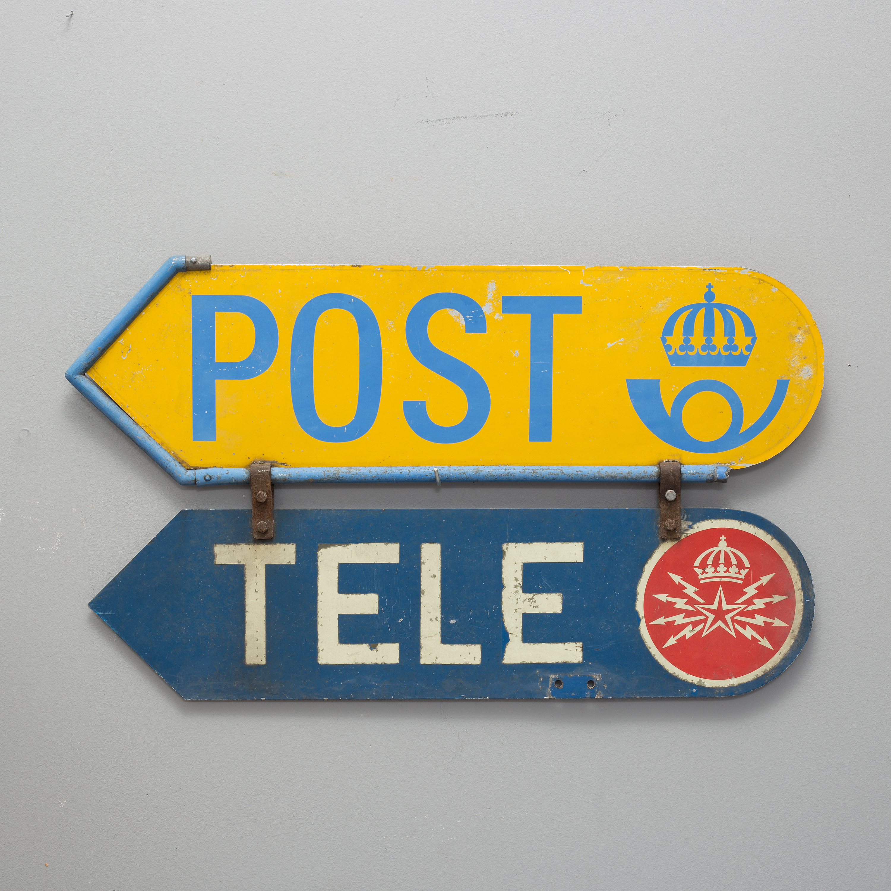 PLÅTSKYLTAR, för Televerket respektive Posten, 1900-talets andra hälft ...