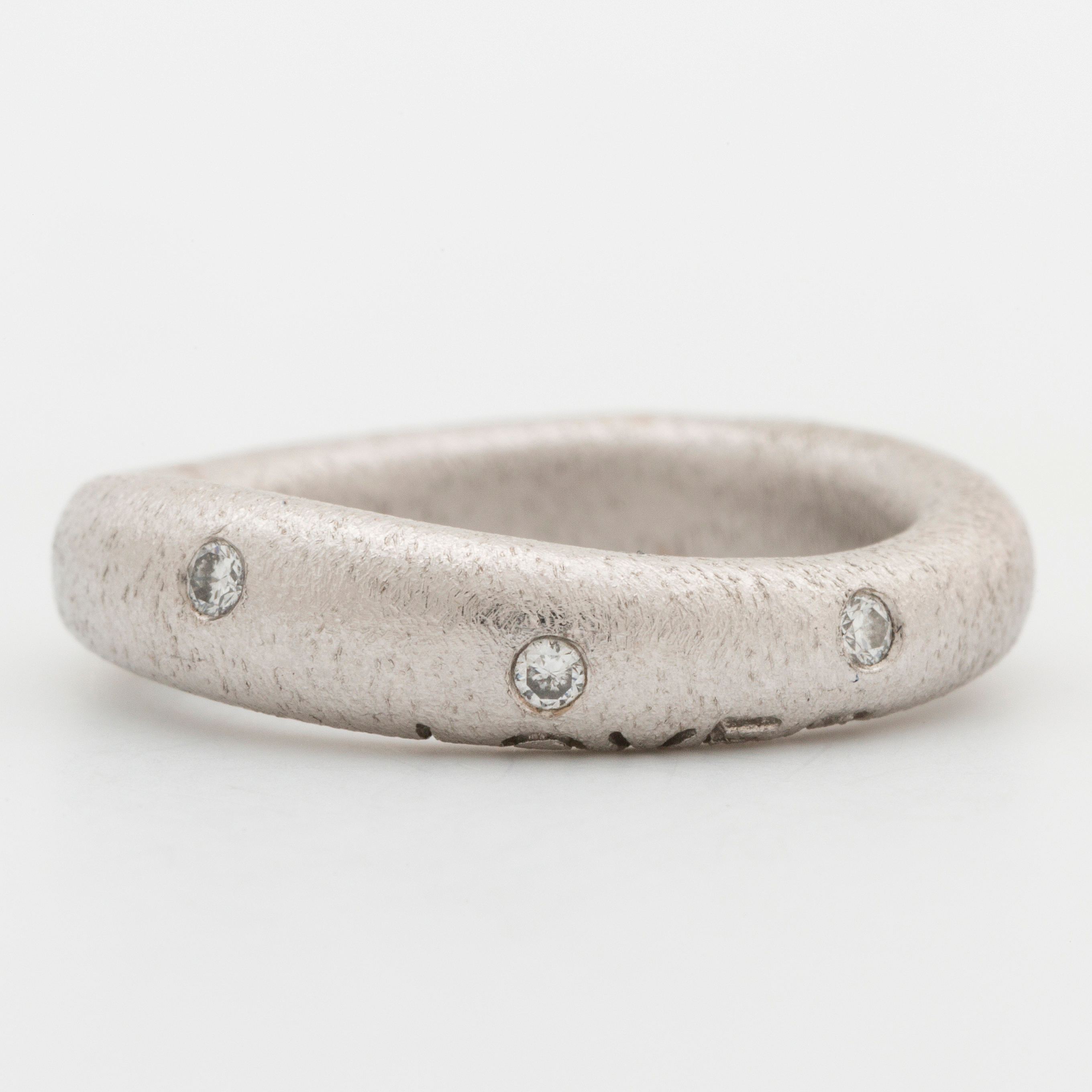 RING, med briljantslipad diamant, "Love nr 4", Ole Lynggaard. - Bukowskis